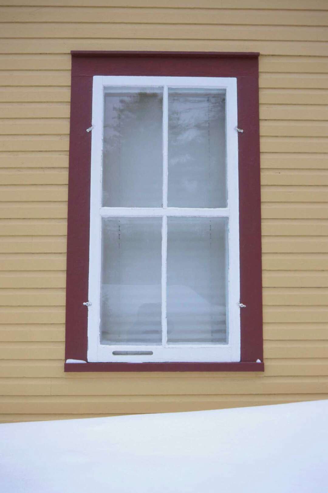 How to Remove Plastic Molding From Vinyl Windows