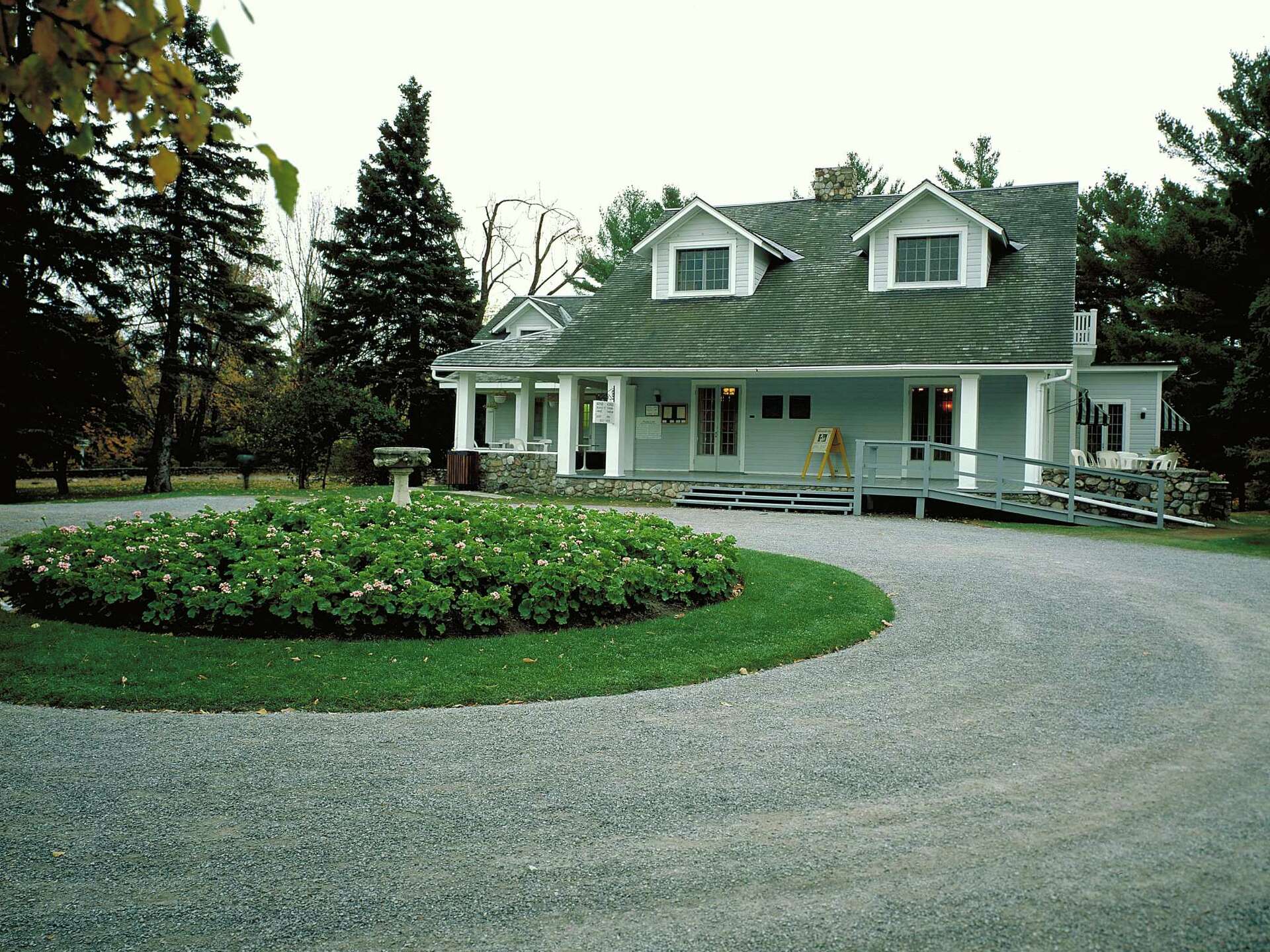 How to Figure out the Square Footage of a Circle Driveway