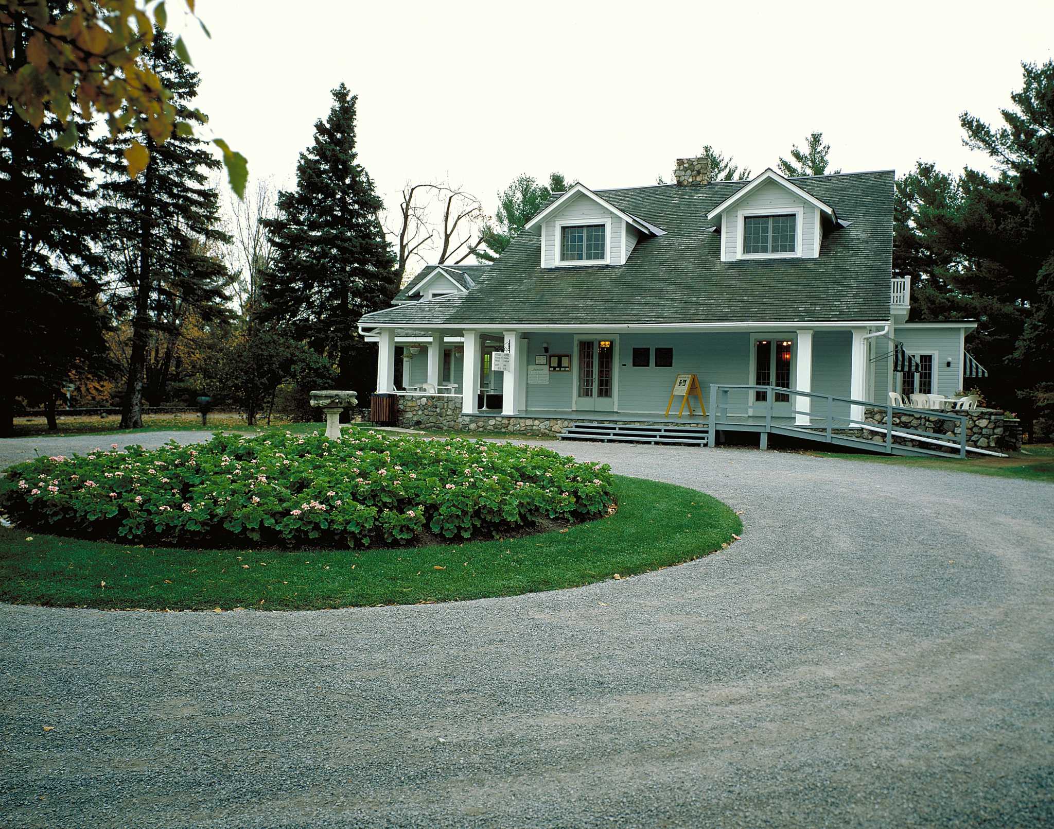 How to Landscape a Circular Driveway