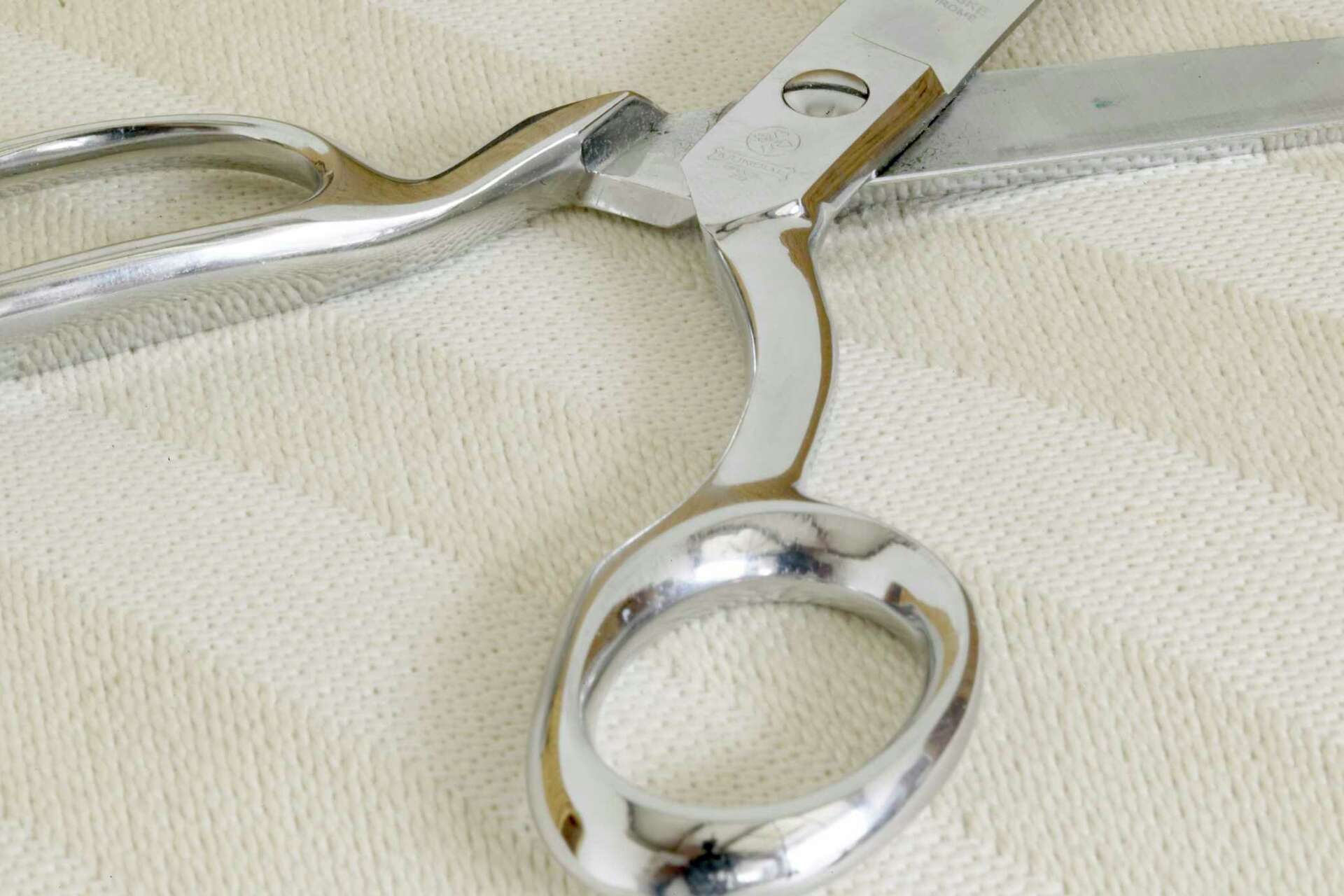 How to Find the Bevel Edge Angle on Scissors