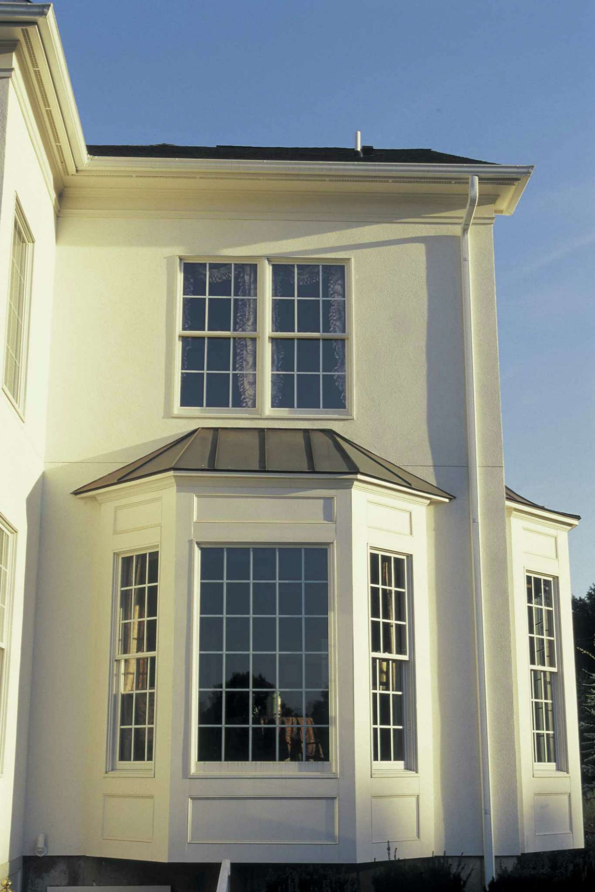 Landscaping Ideas for the Fronts of Bay Windows
