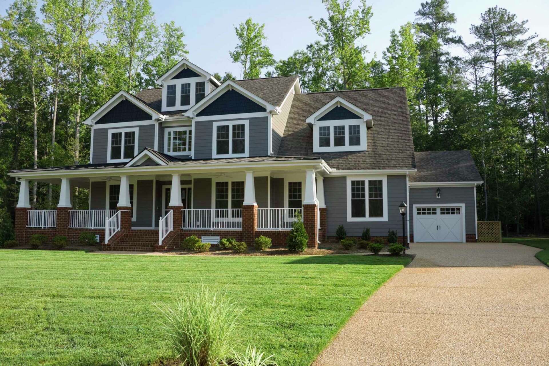 How to Border a Driveway With Landscape Timbers