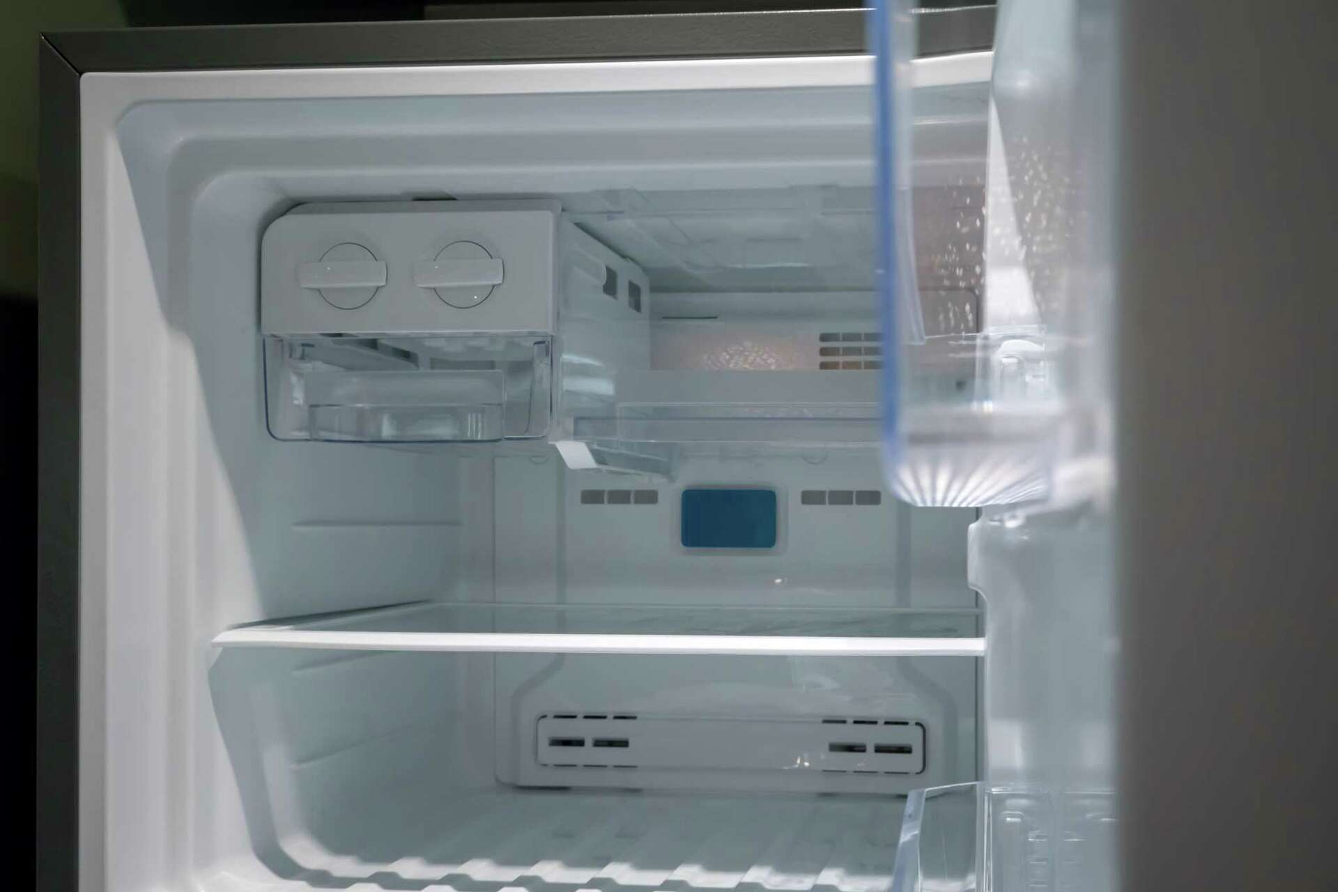 How to Fix a Crack on the Inside of a Freezer