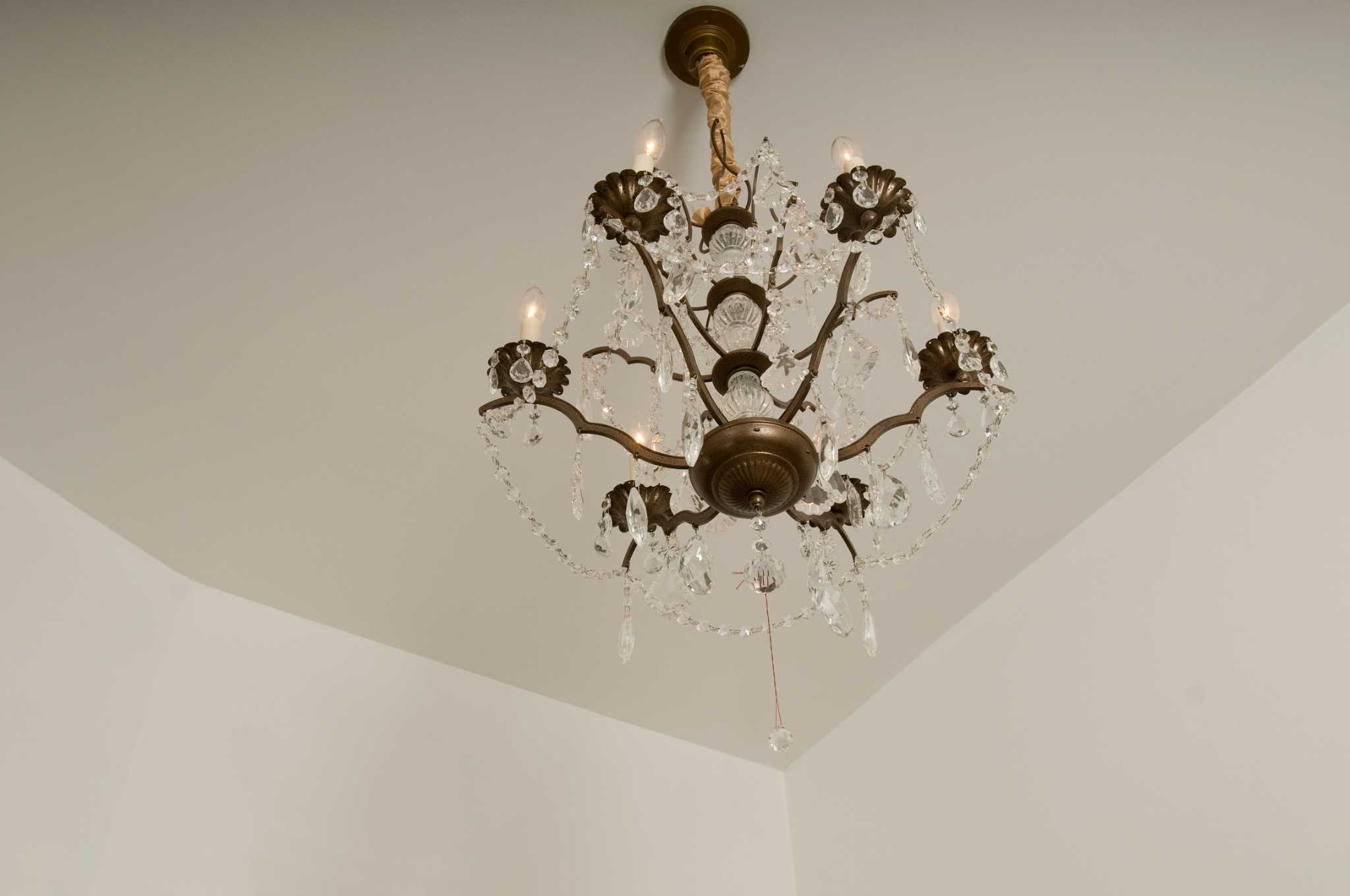 How to Fix Drywall Around a Light Socket