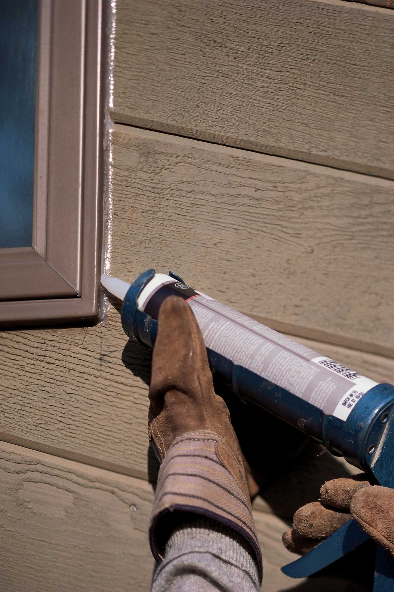 How to Caulk Outside Windows