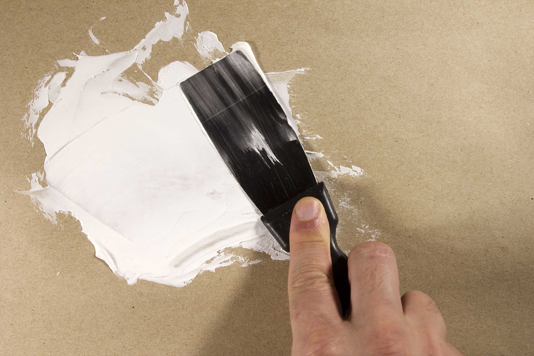 How to Fix Holes in Drywall With Spackling