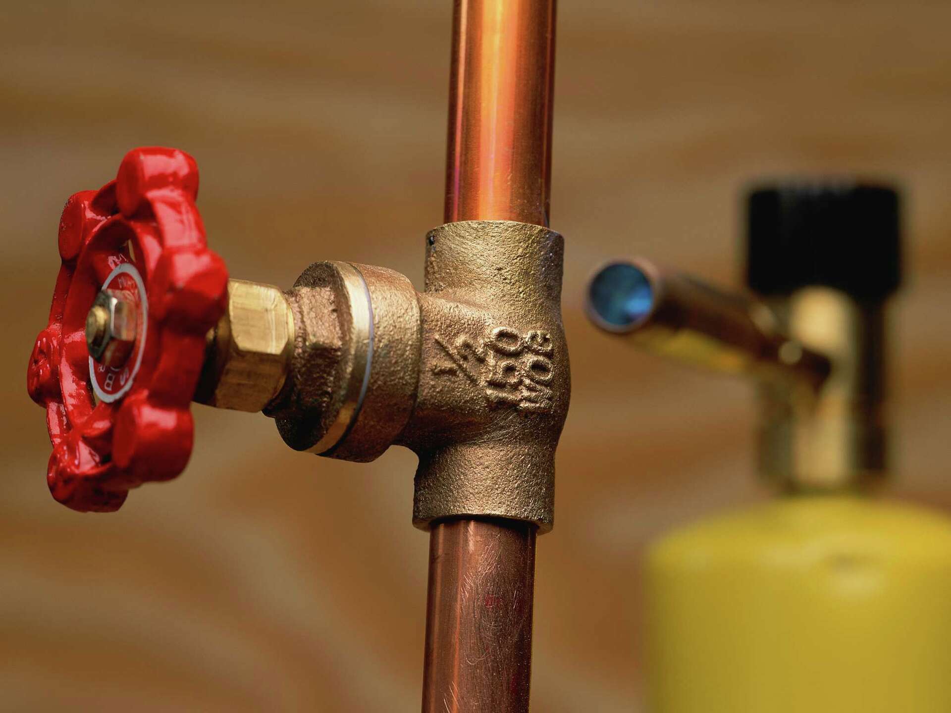 How to Fix a Leaky Copper Pipe With Putty