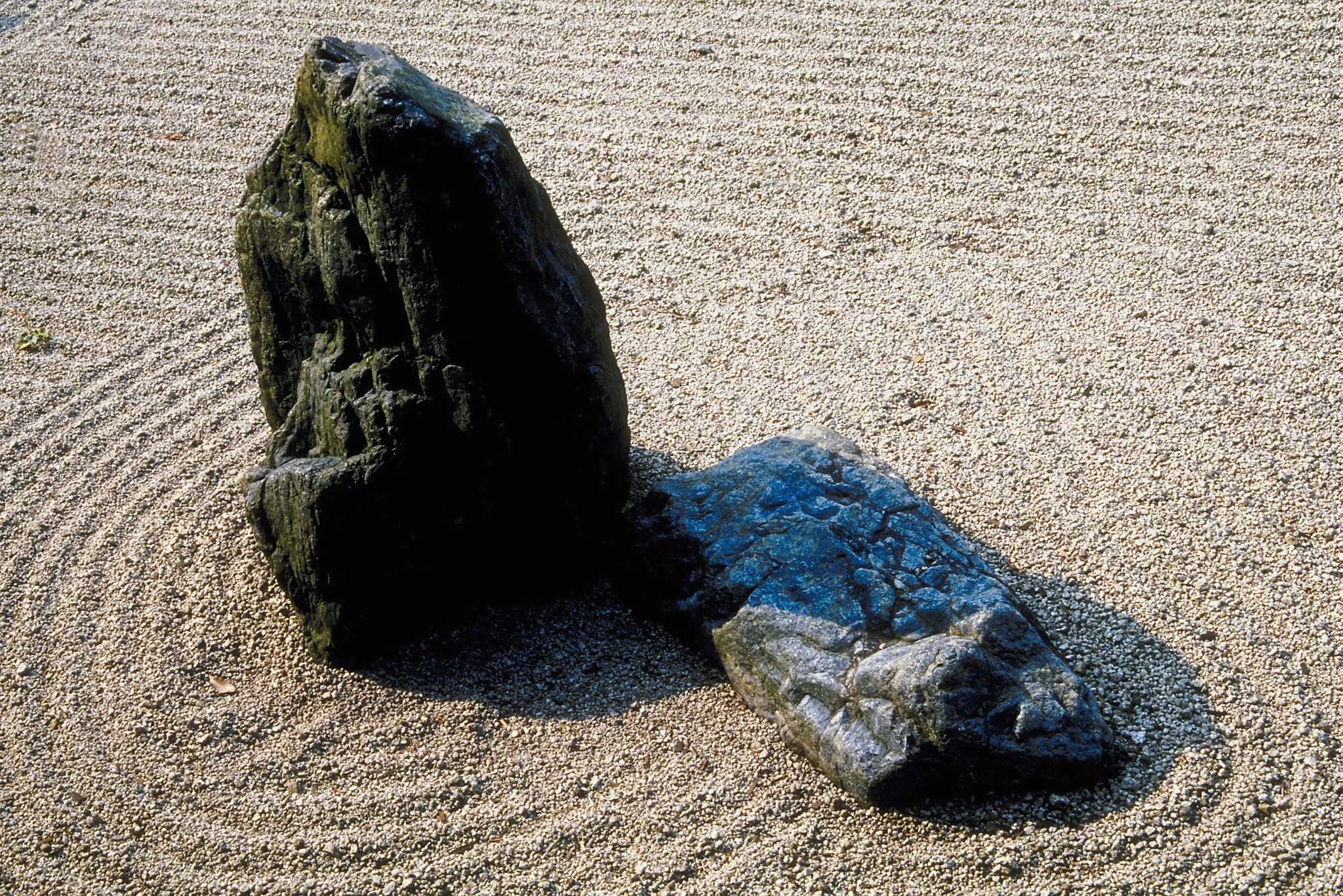 How to Build a Zen Dry Garden