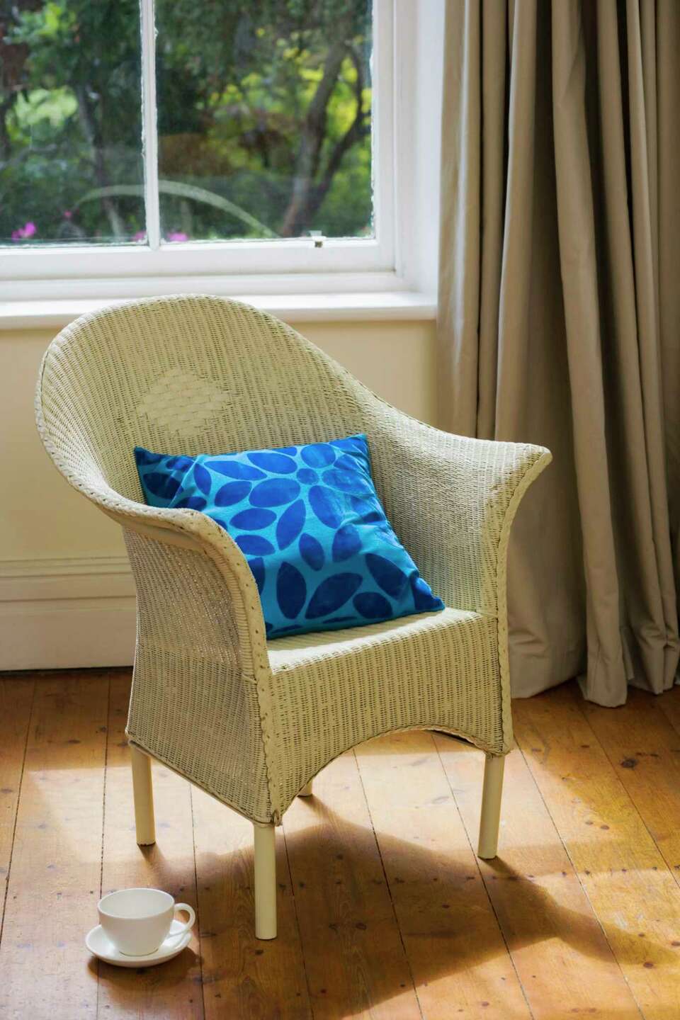 How to Fix the Wicker on the Leg of a Chair