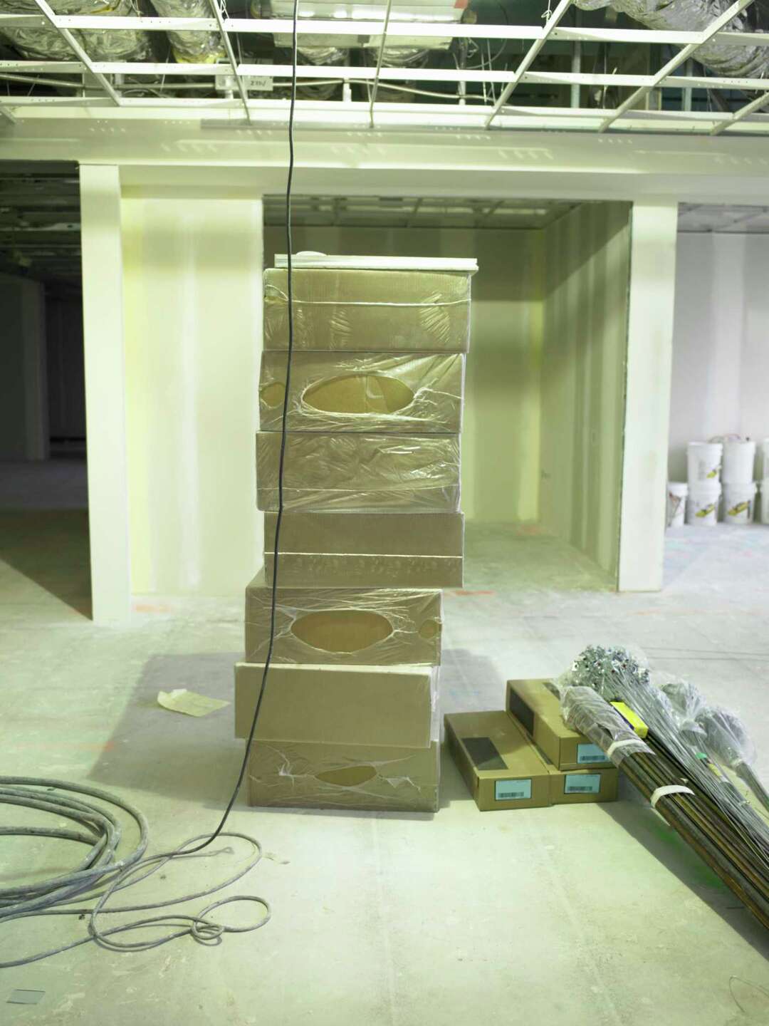How to Secure a Wall to a Suspended Ceiling