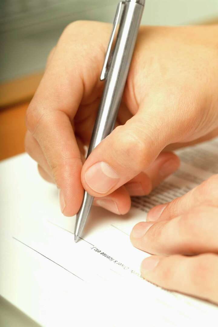 Who Can Witness a Real Estate Deed Signing?