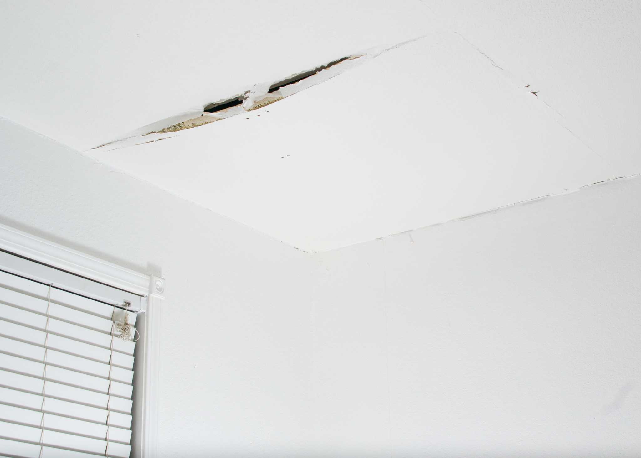 How to Know When Ceiling Cracks Are Structural or Just Old