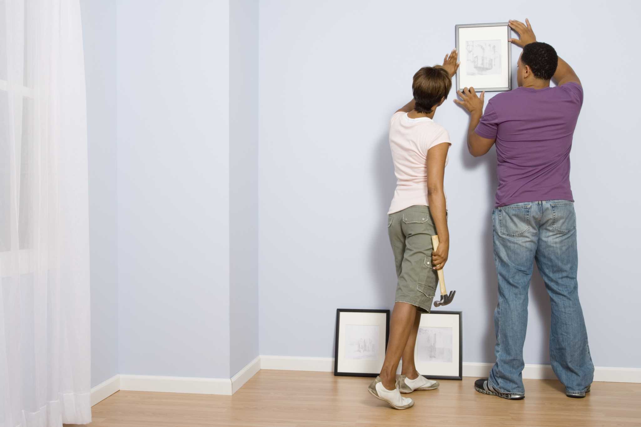 How to Center a Frame on the Wall