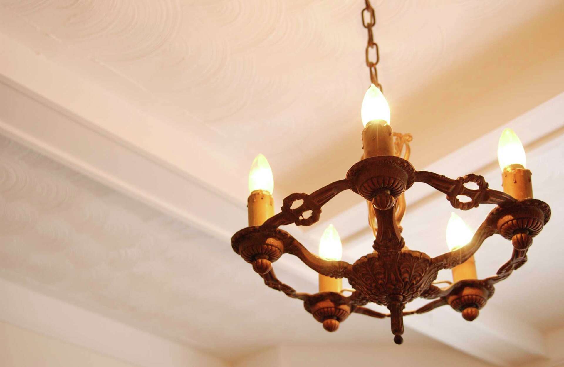 How to Hang Ceiling Lights From a Chain