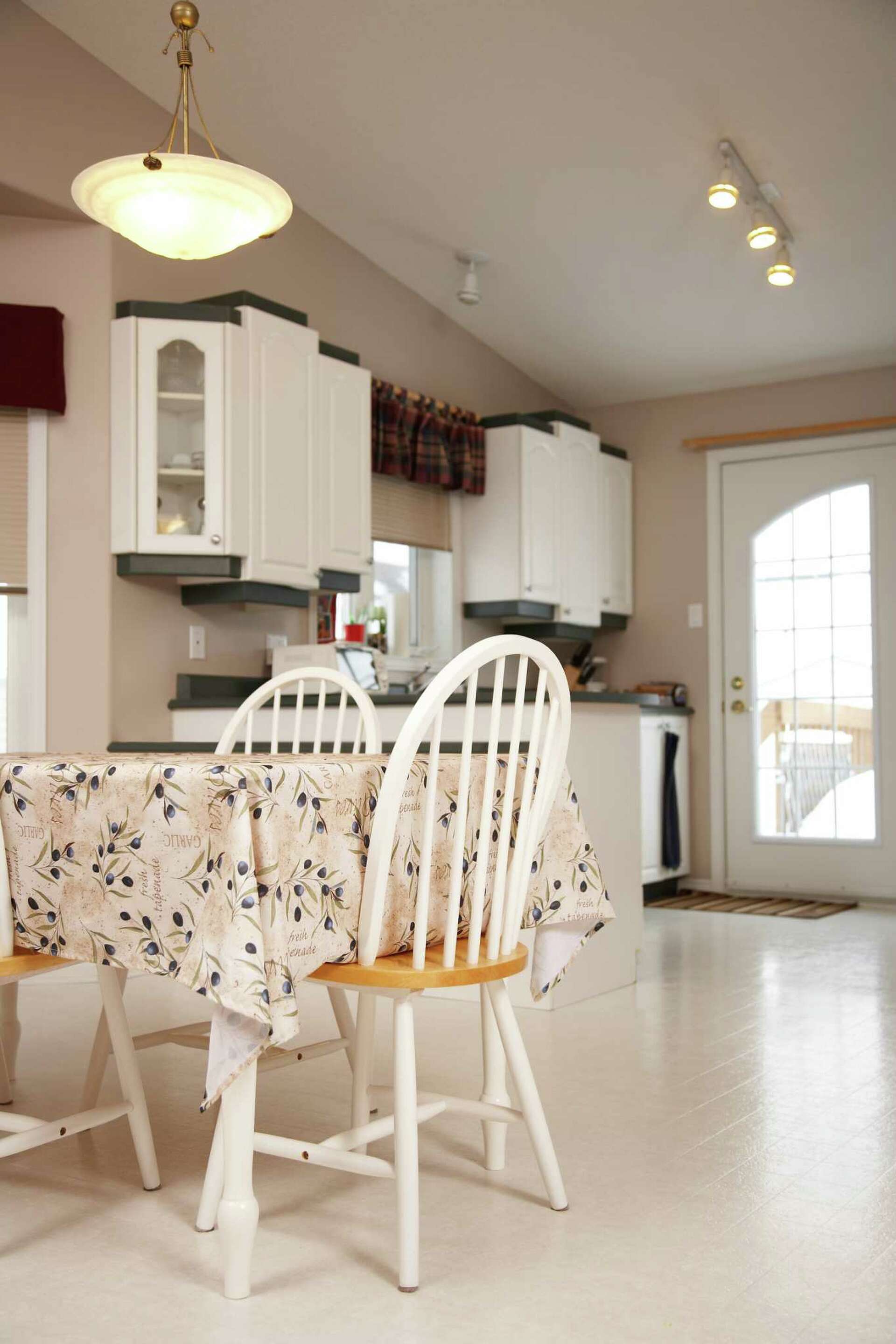 The Best Way to Wax a Linoleum Floor