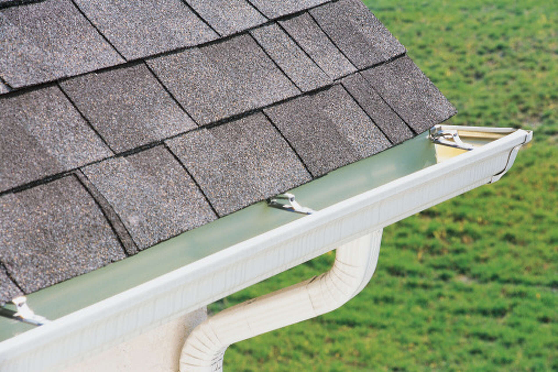How to Hang a Pergola Ledger Around a Gutter