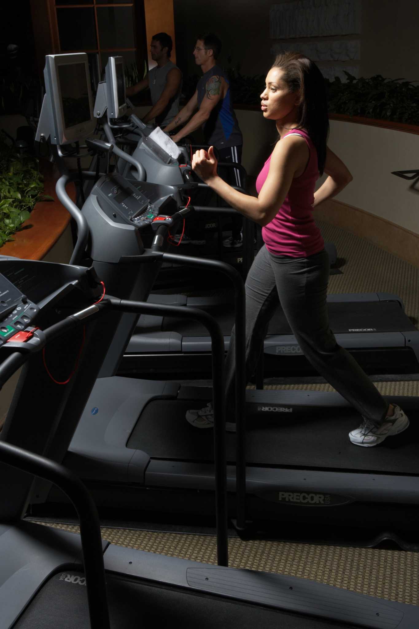 How to Lose Fat Around the Waist Using a Treadmill
