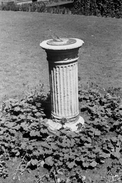 How to Read a Sundial