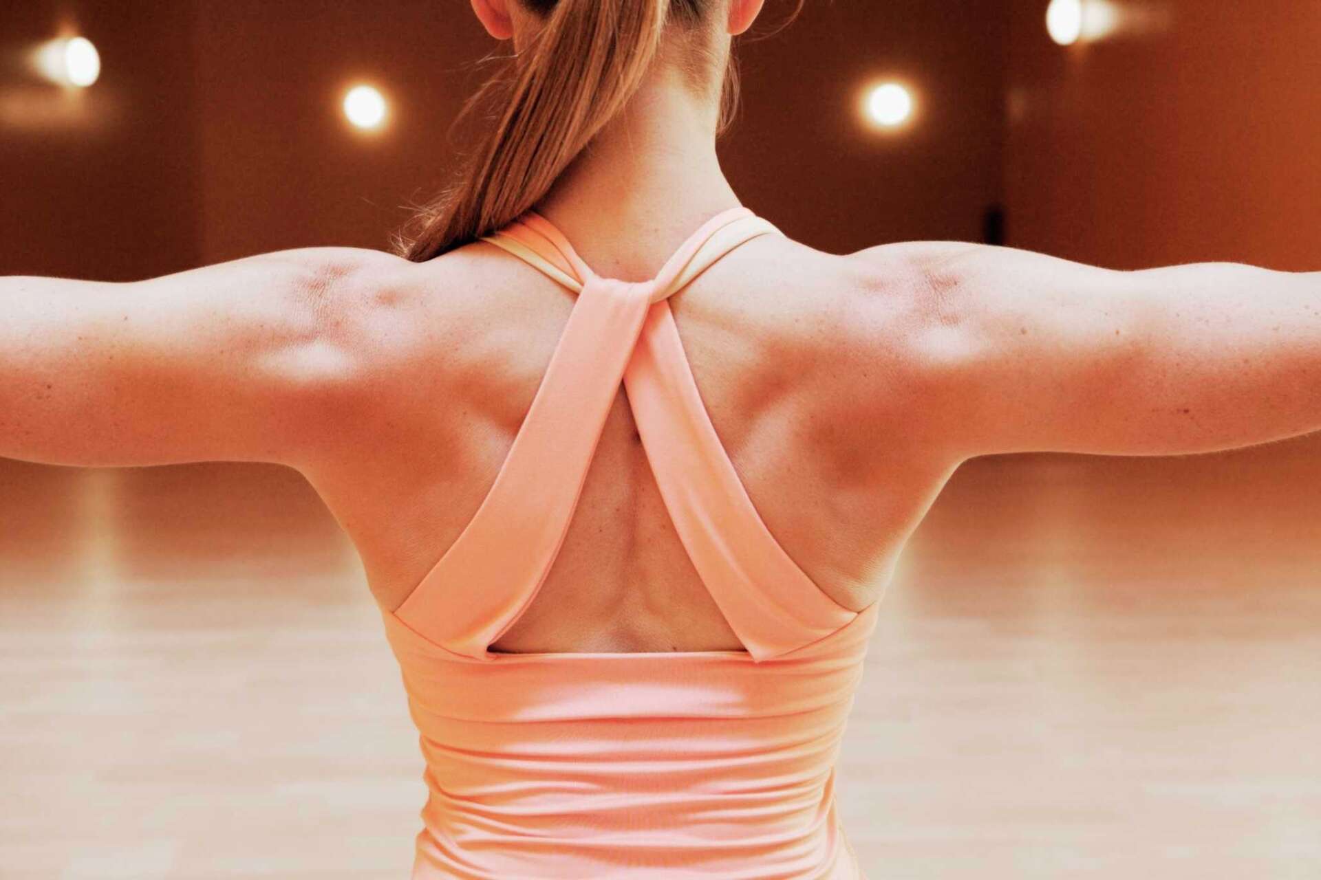 How to Stretch the Lower Back With Spine Twists