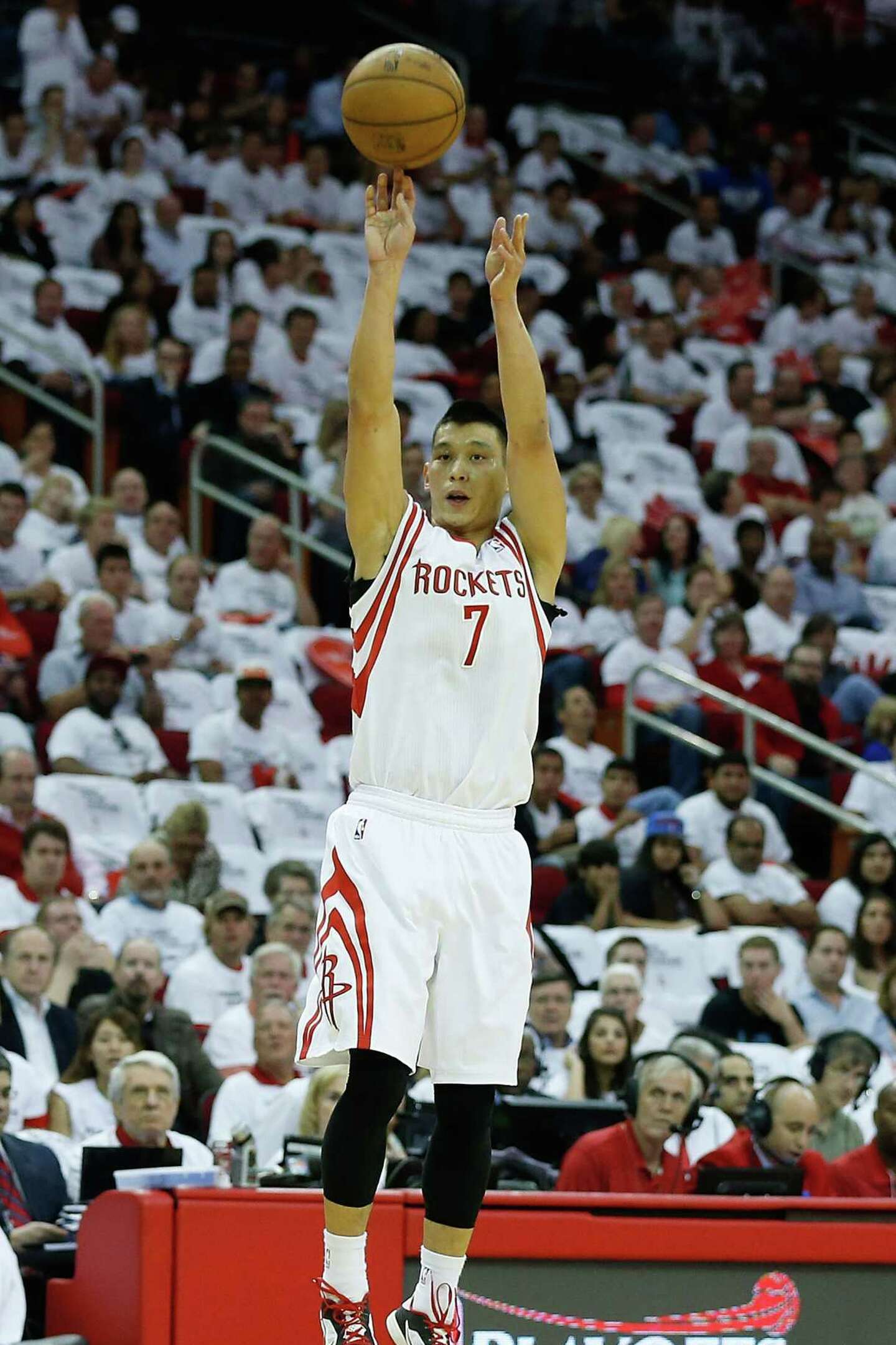 How to Position Your Feet When You're Shooting a Basket
