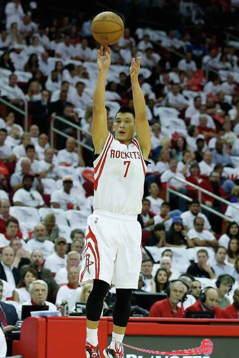 How to Position Your Feet When You're Shooting a Basket