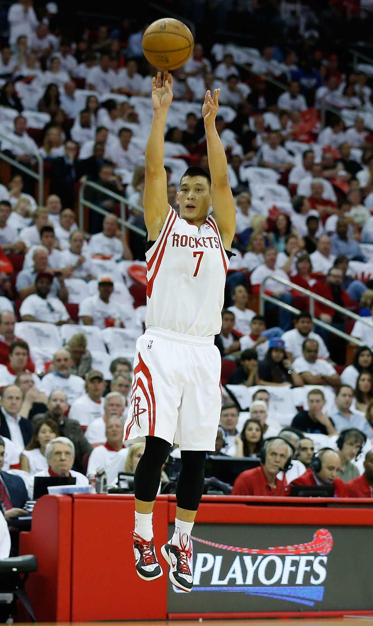 How to Position Your Feet When You're Shooting a Basket