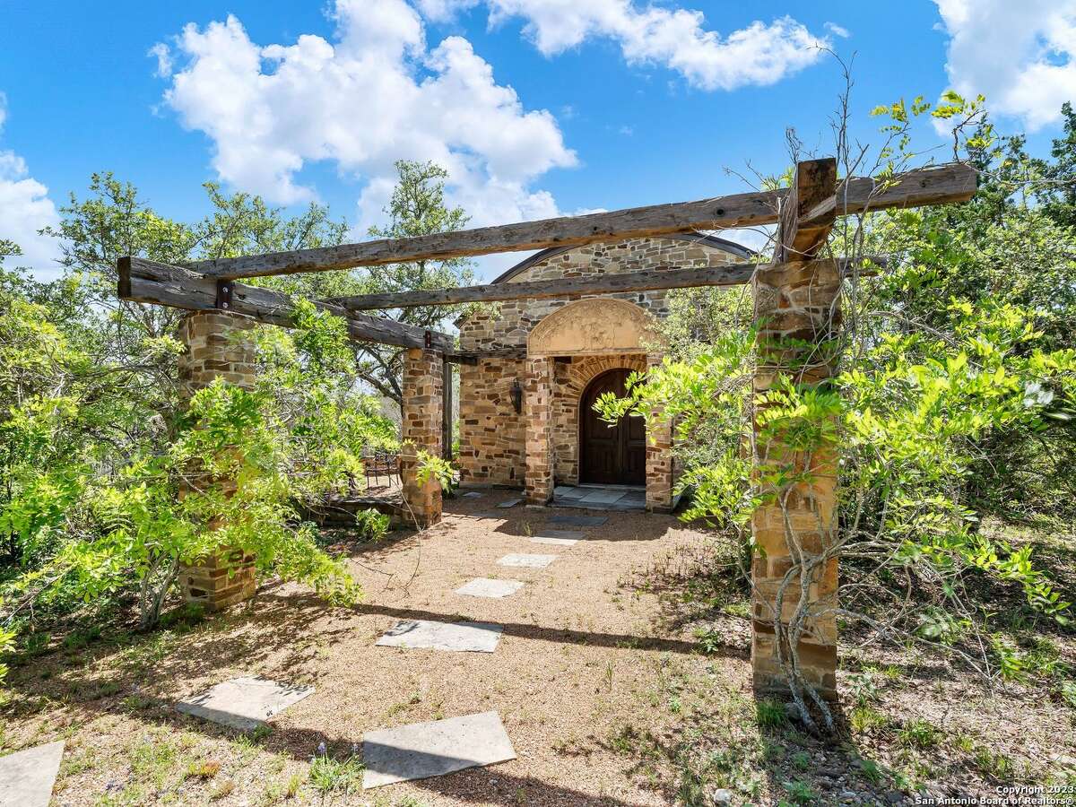 Gregg Popovich's old Dominion mansion is listed for $5.5M