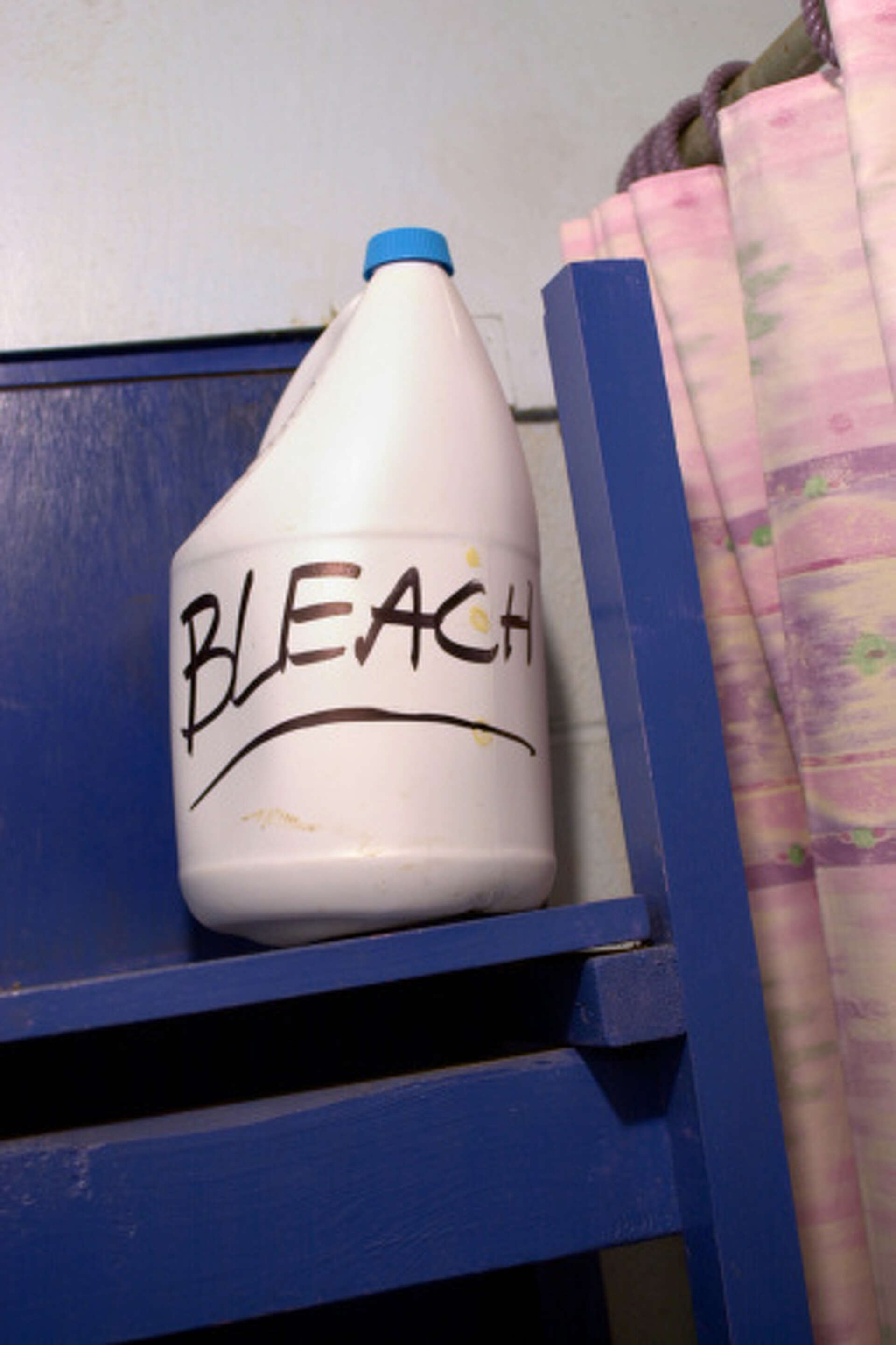 How to Use Bleach As Algaecide
