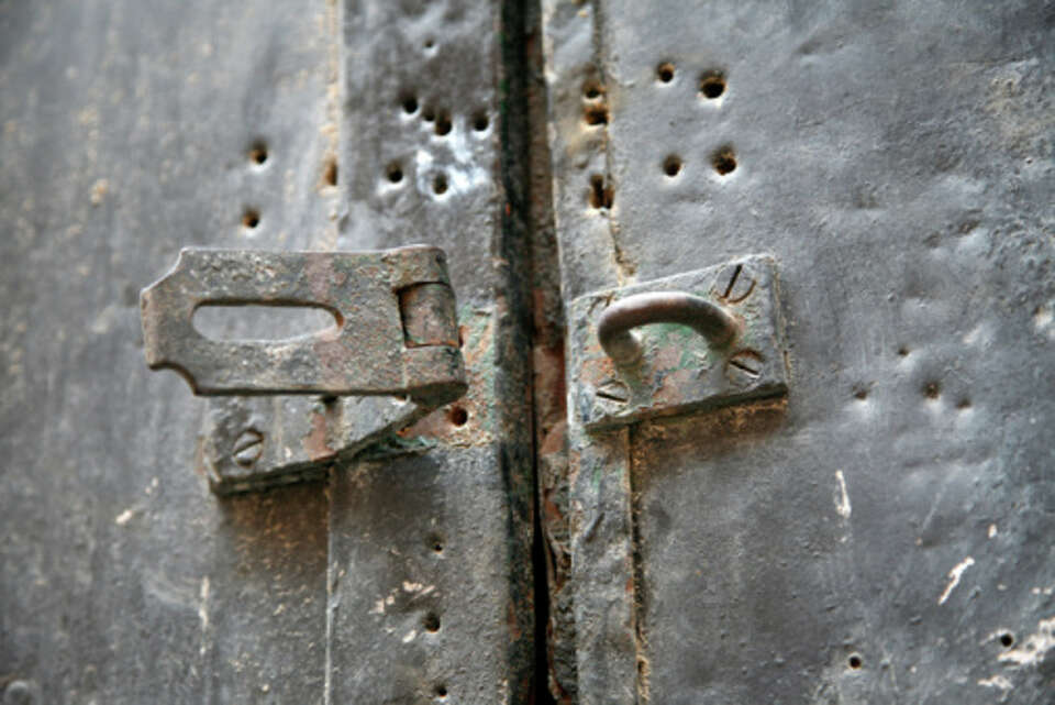 How to Use Bondo to Repair a Door