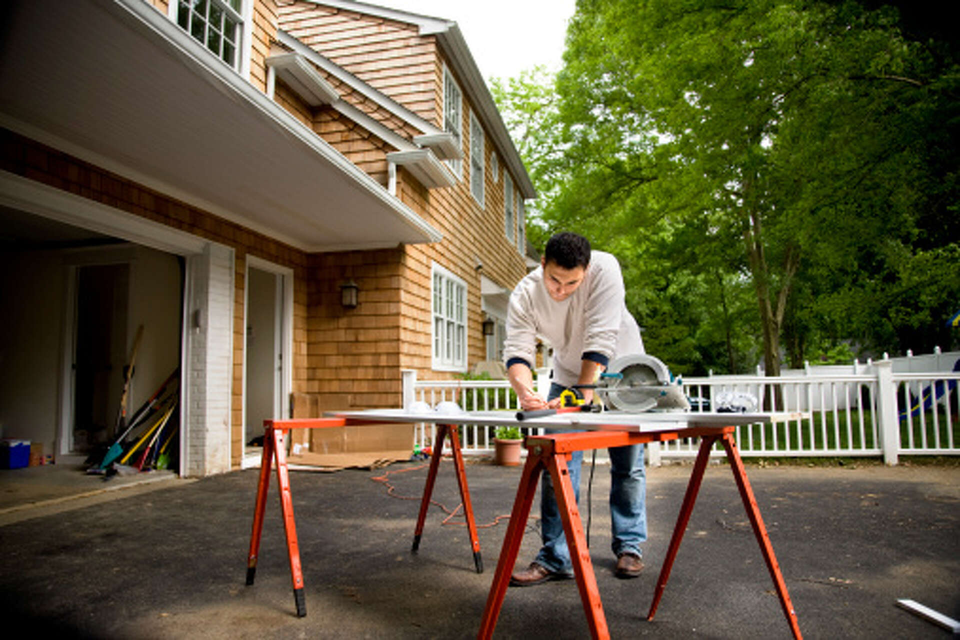 How to Write a Letter of Recommendation for a Carpenter