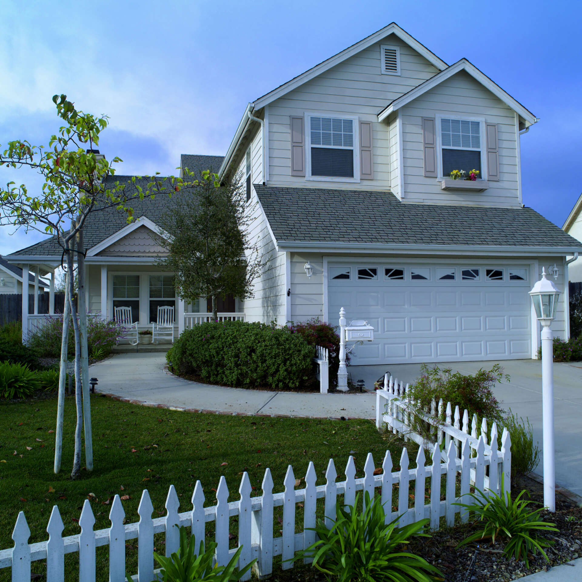 How to Scrub Siding on a Second Story
