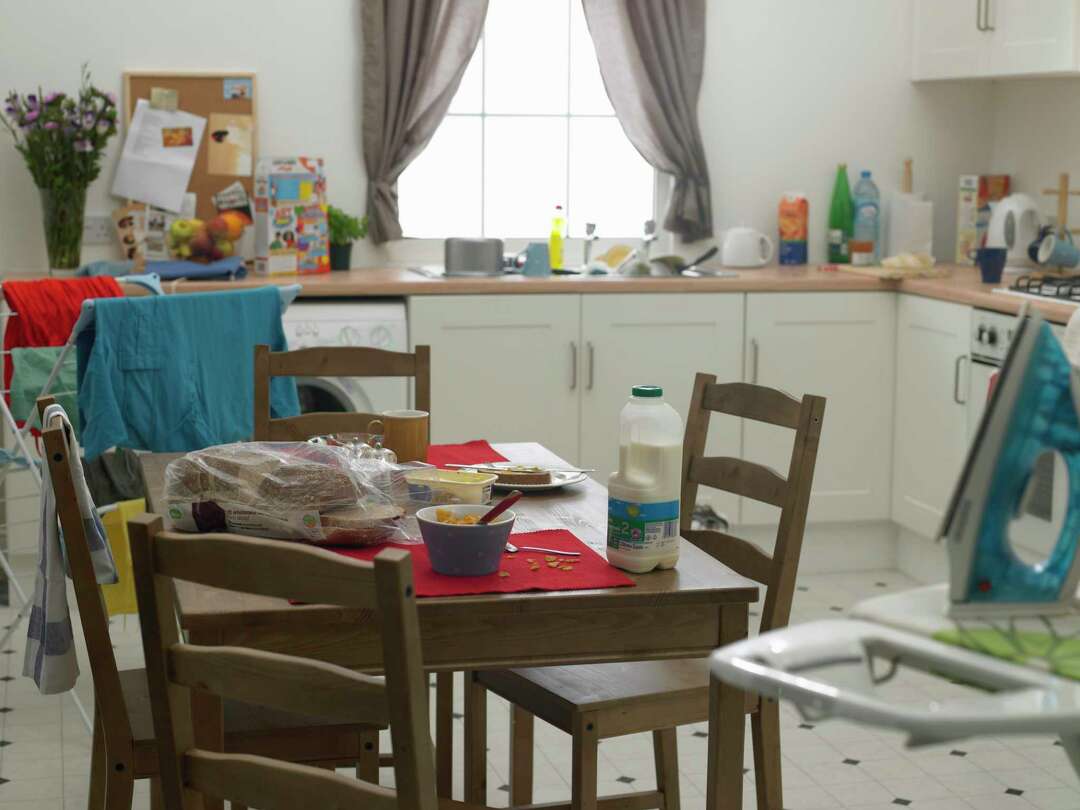 How to Identify the Age of a Kitchen Table