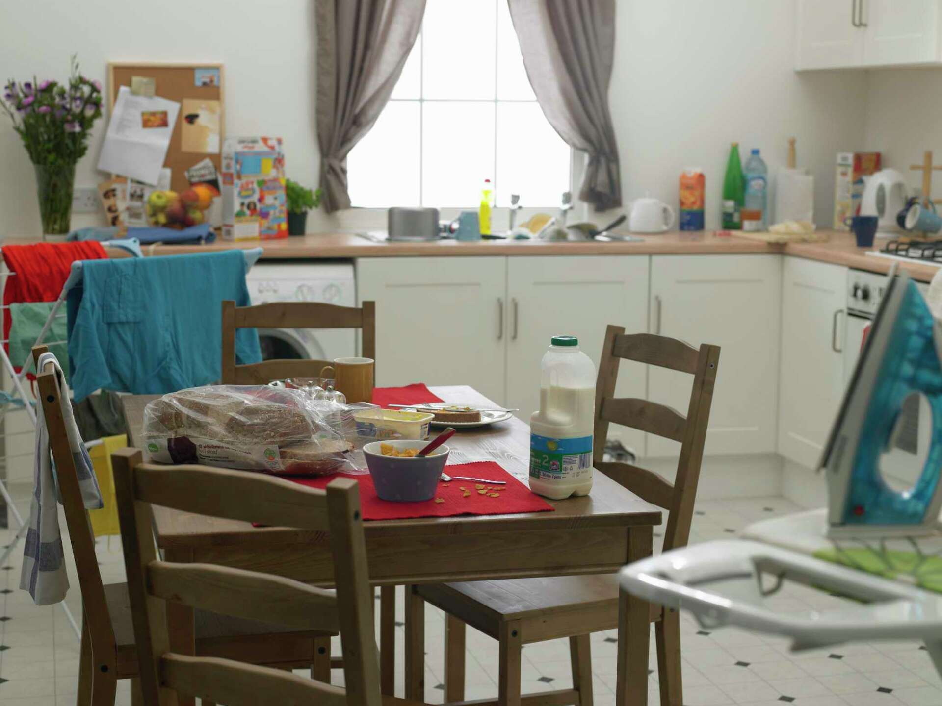 How to Identify the Age of a Kitchen Table