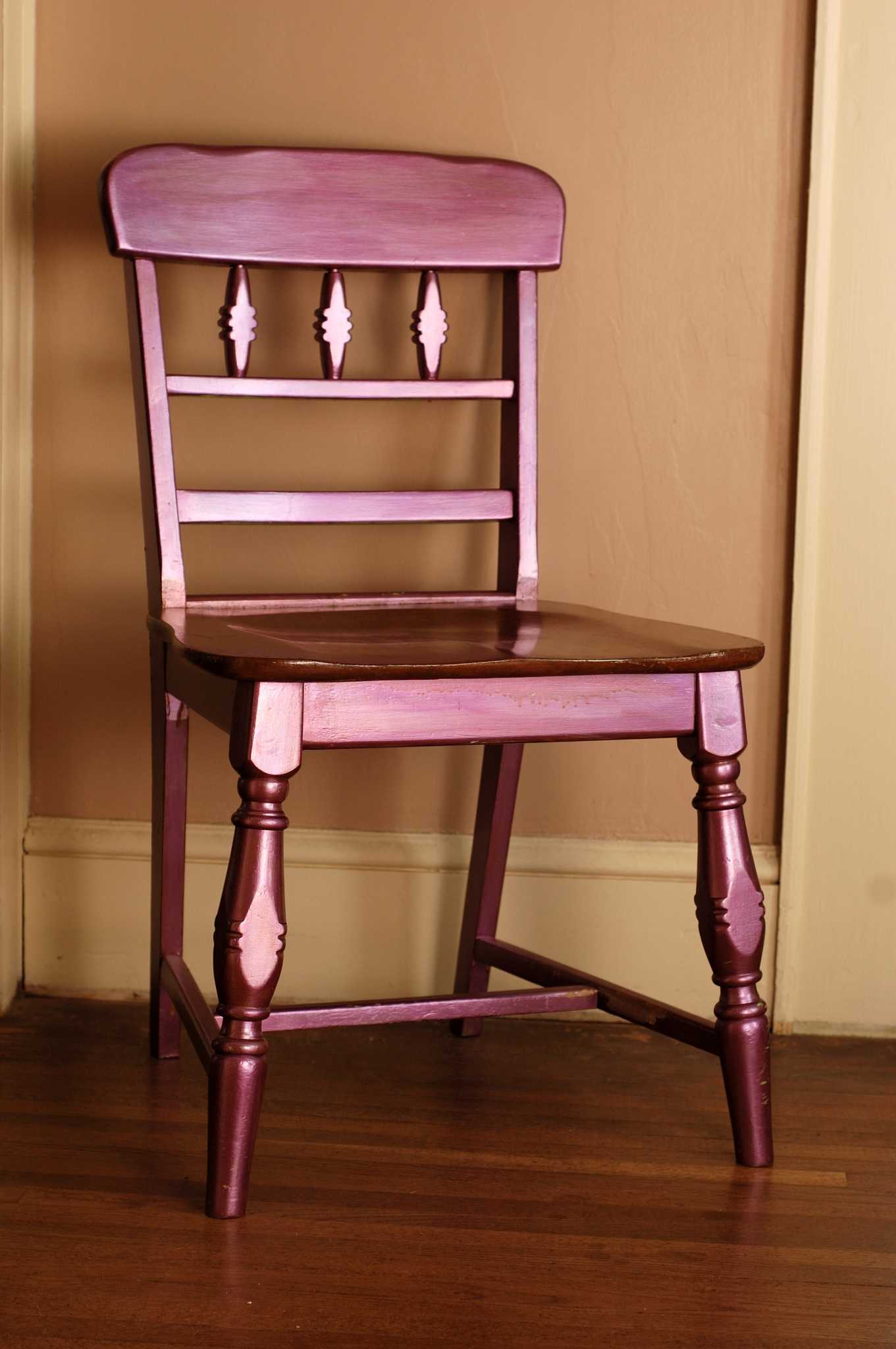 How to Refinish Chairs With Paint