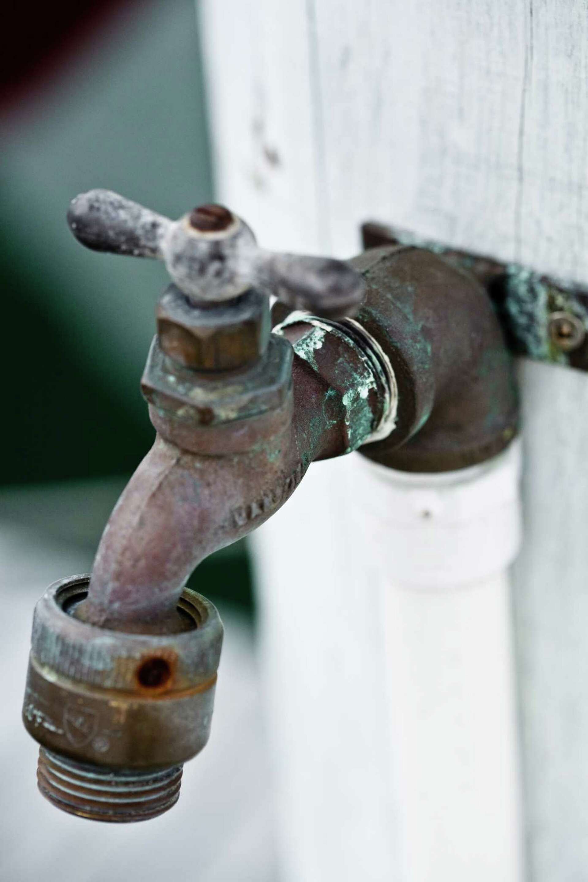 How to Remove an Anti-Siphon Valve From a Faucet