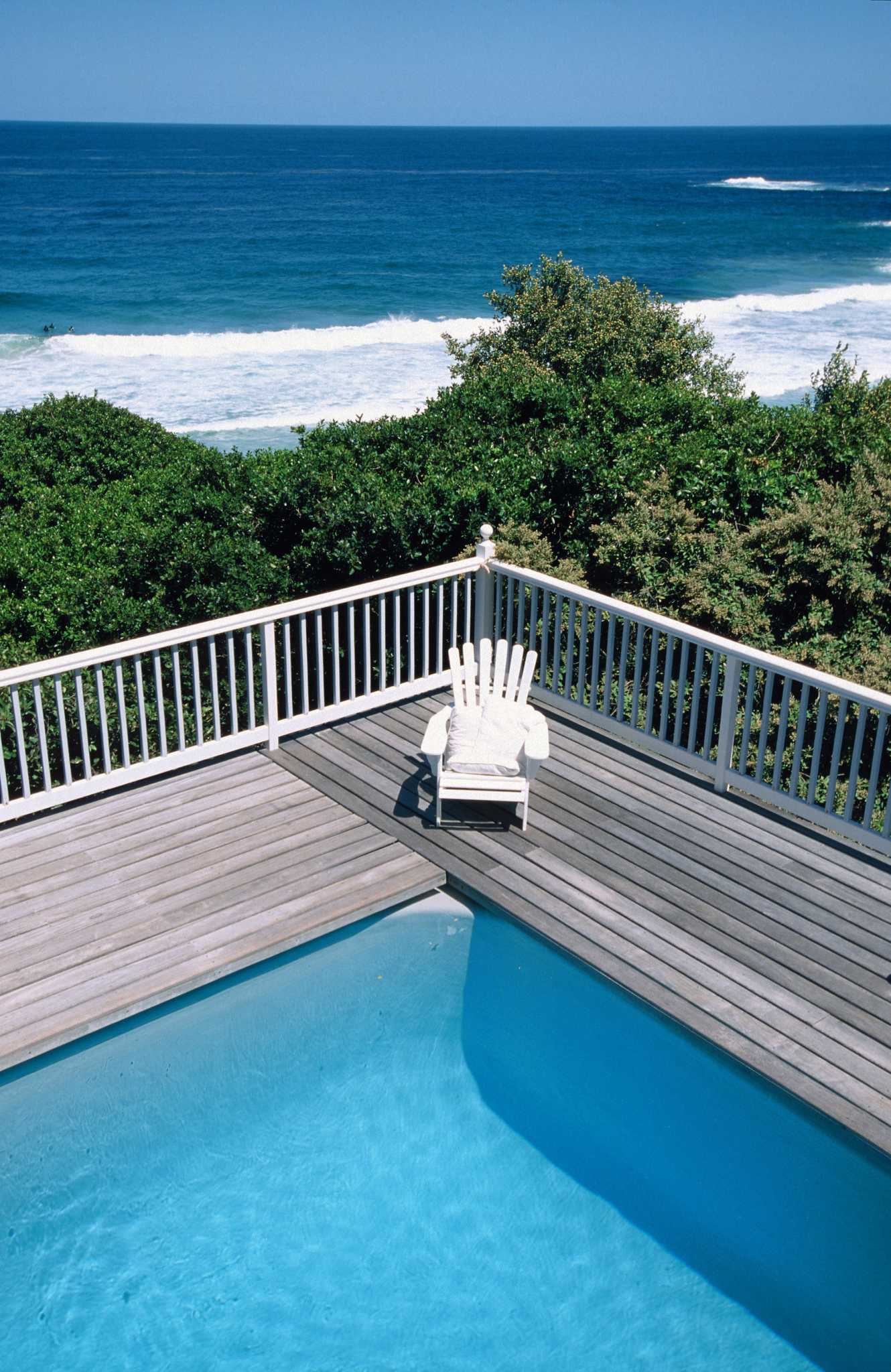 How to Remove Black Mold From a Swimming Pool's Wooden Deck