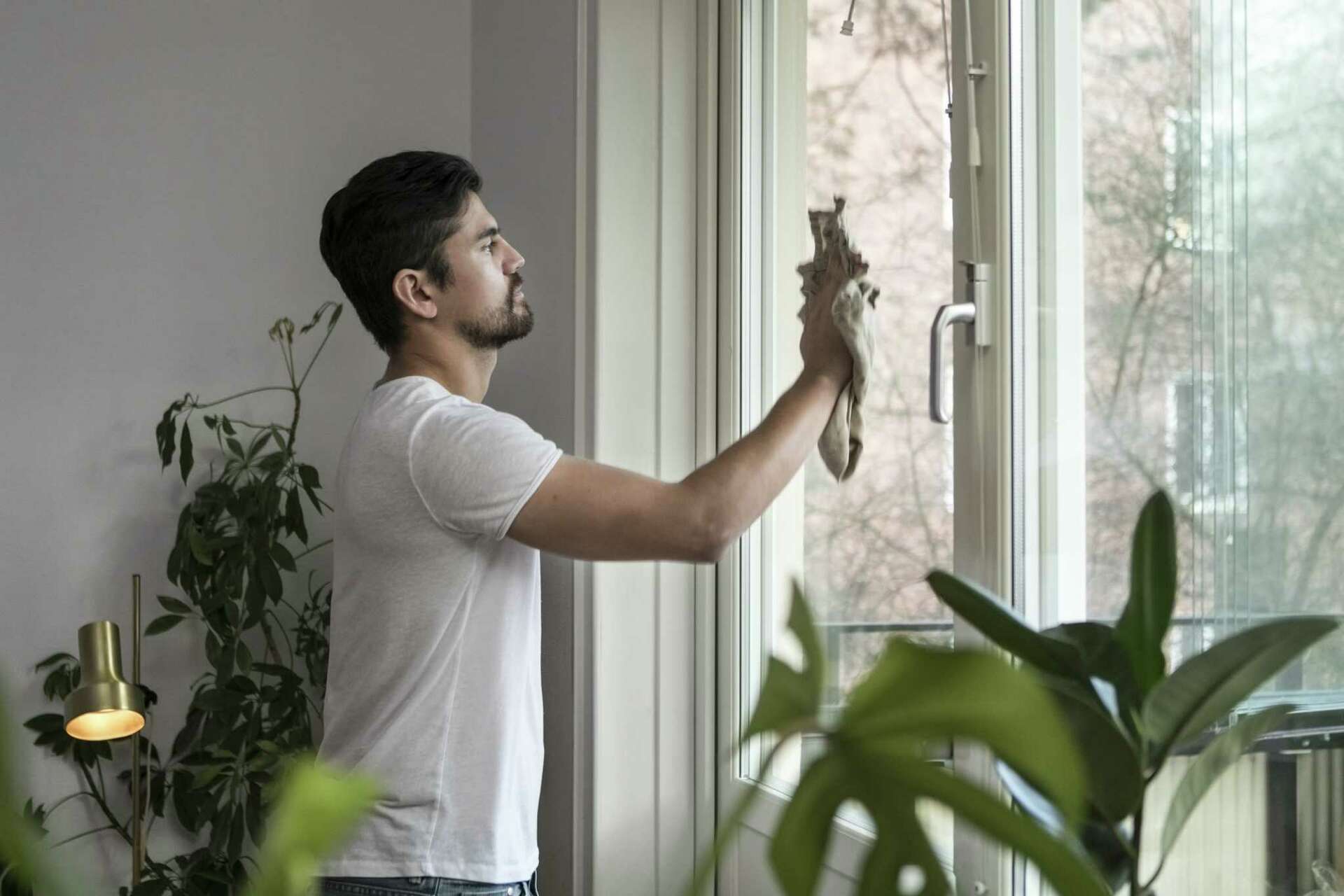 How to Remove Concrete Splatter From Windows