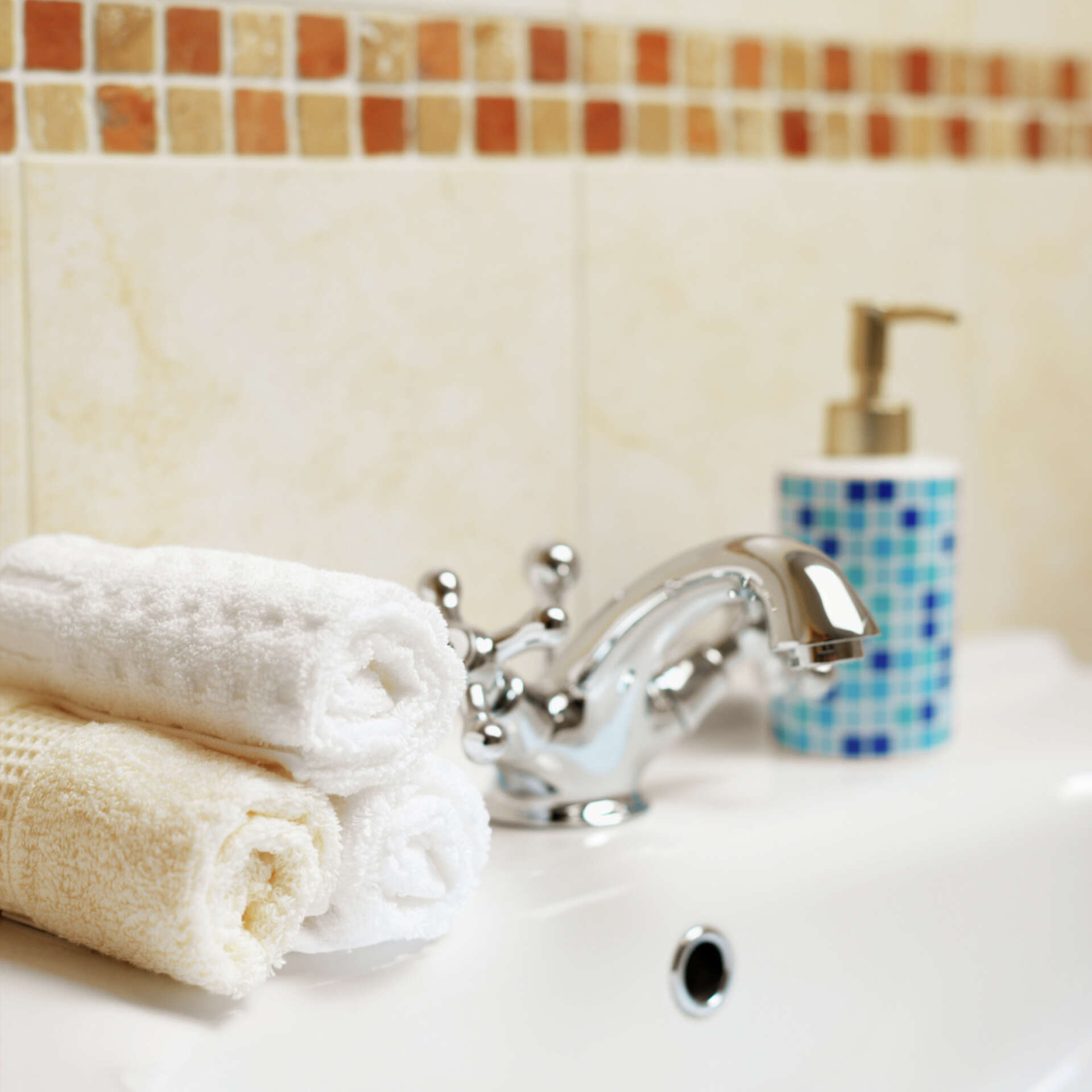 How to Install Ceramic Wall Tile With Borders