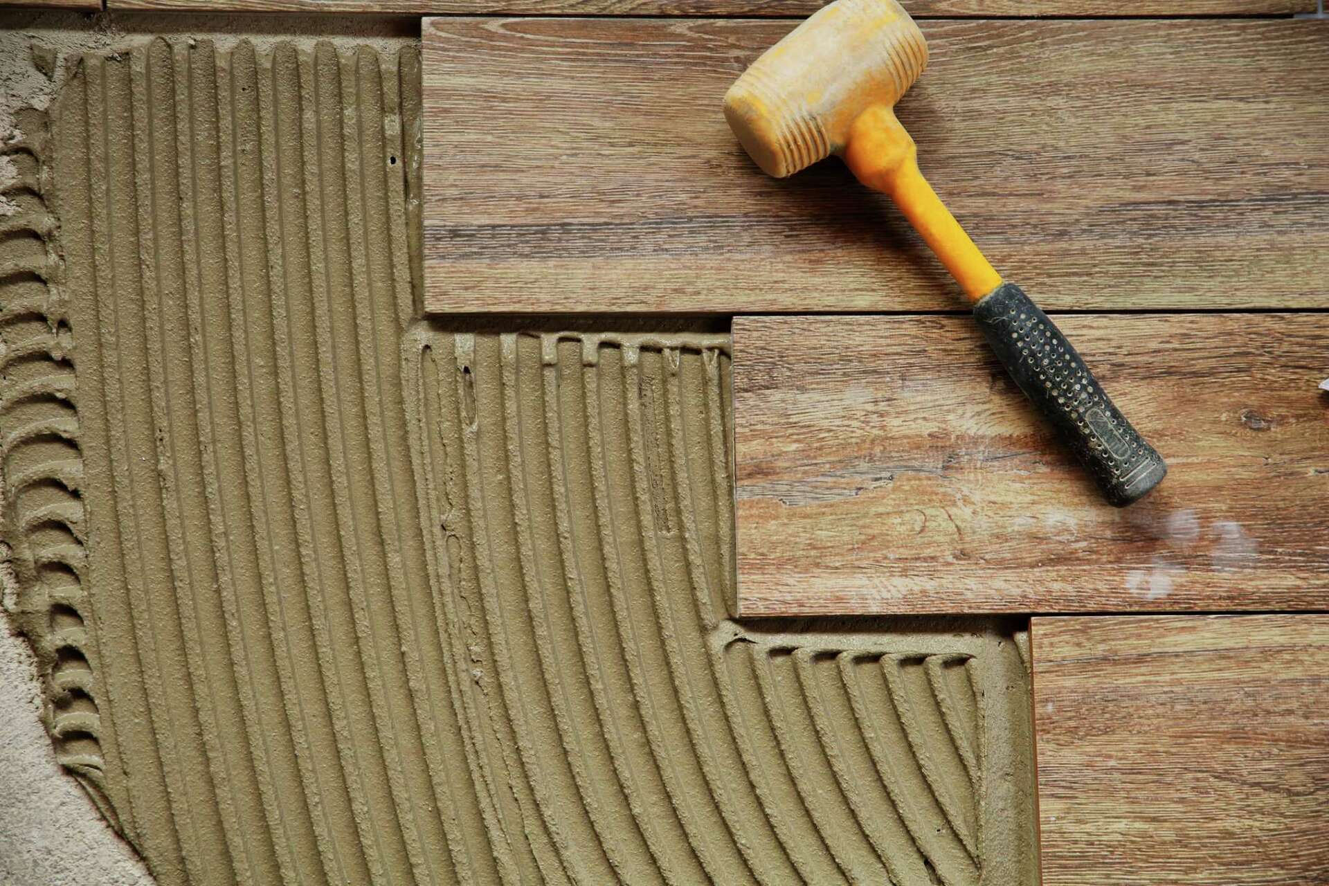 How to Remove Mortar From Old Tiles for Reuse