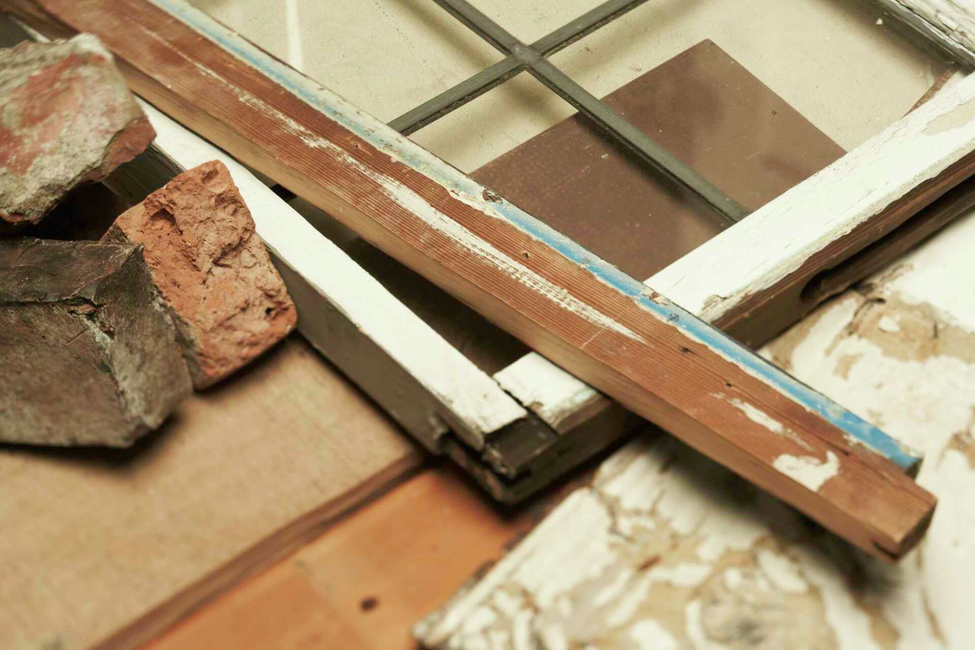 How to Remove the Old Frames for Replacement Windows