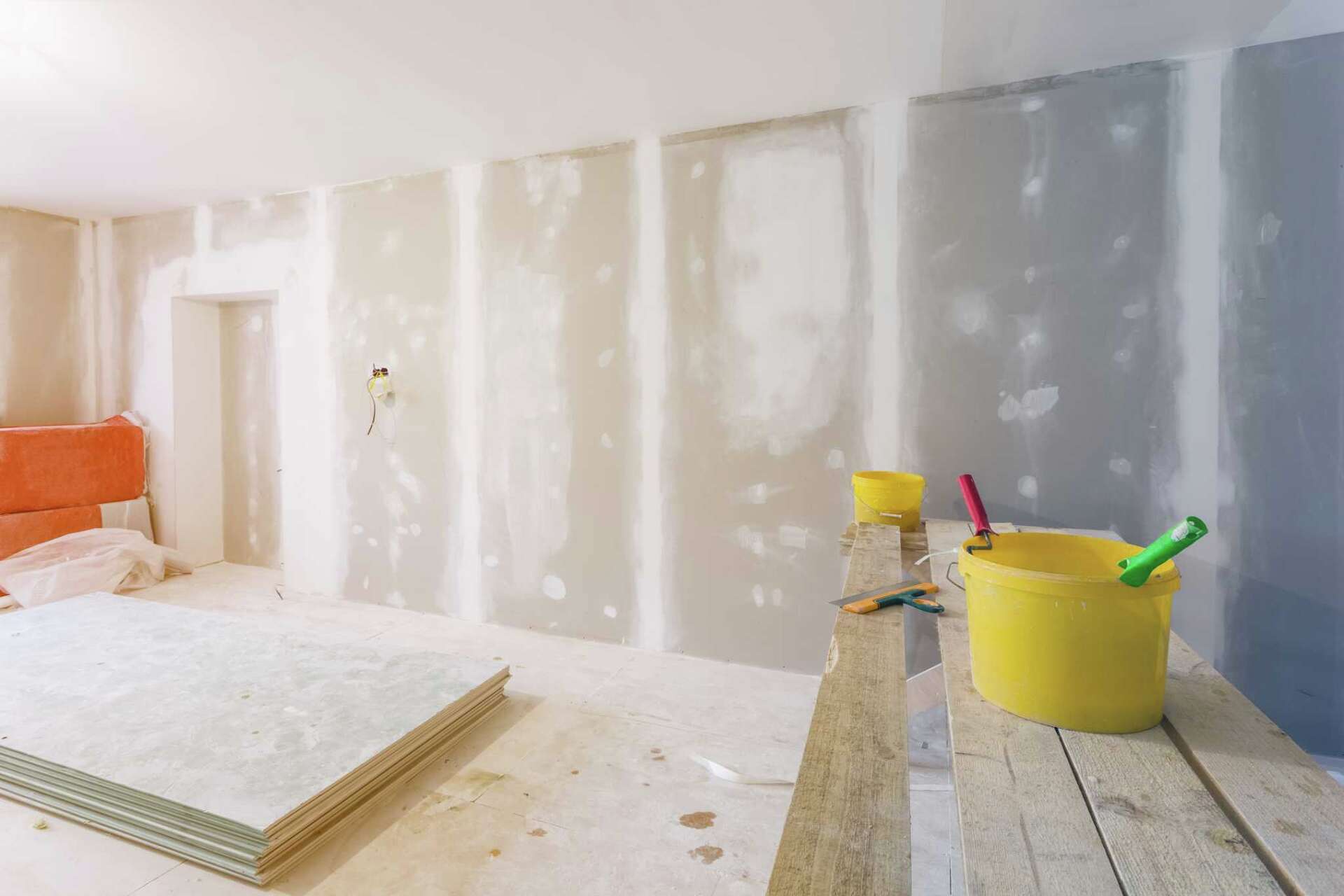 How to Mix Drywall Mud & Water for Wall Texturing
