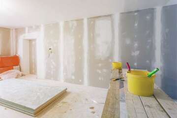 How to Mix Drywall Mud & Water for Wall Texturing