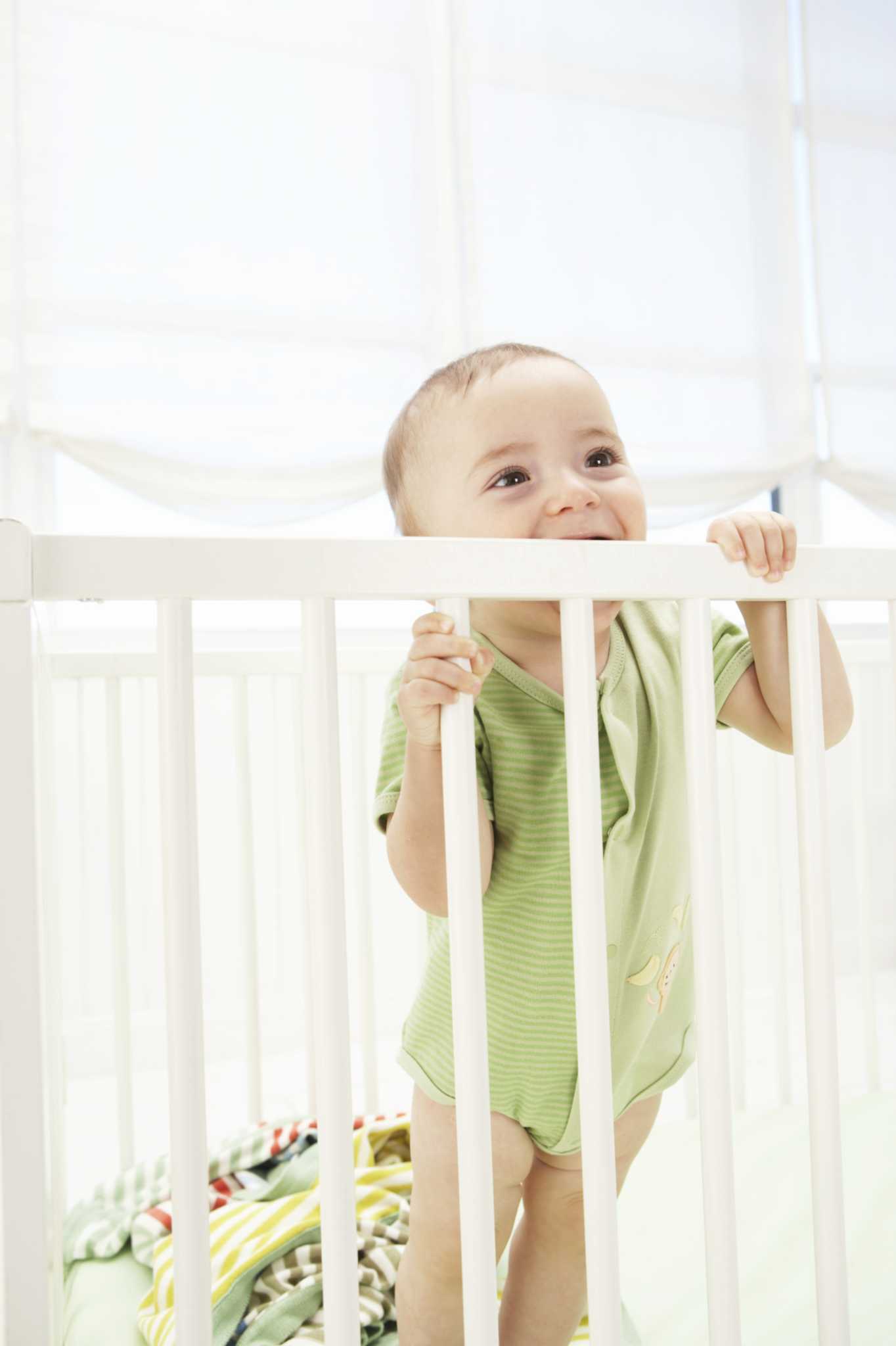 How to Remove a Side Rail From a Crib to Make a Daybed