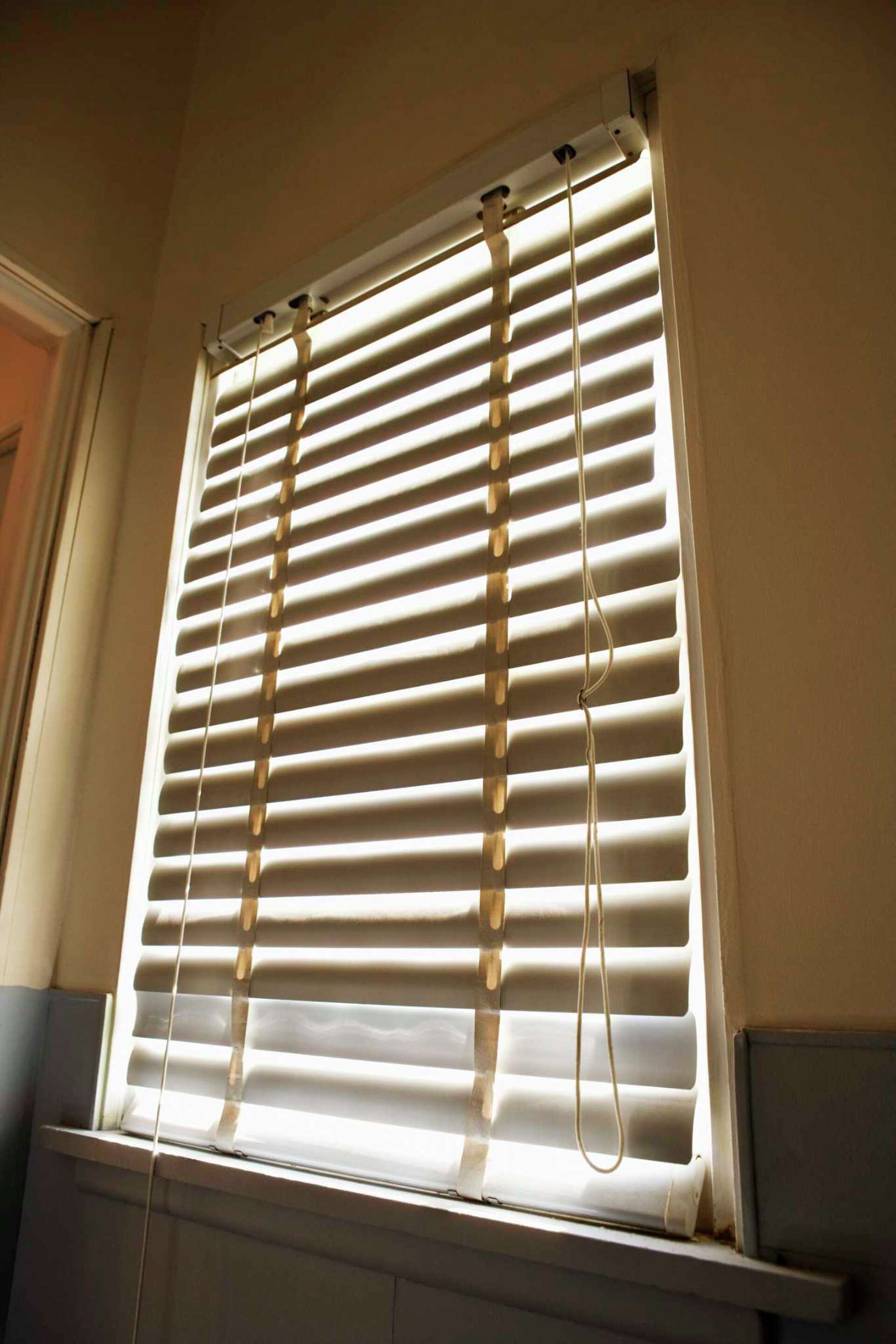 How to Remove Slats From Window Blinds