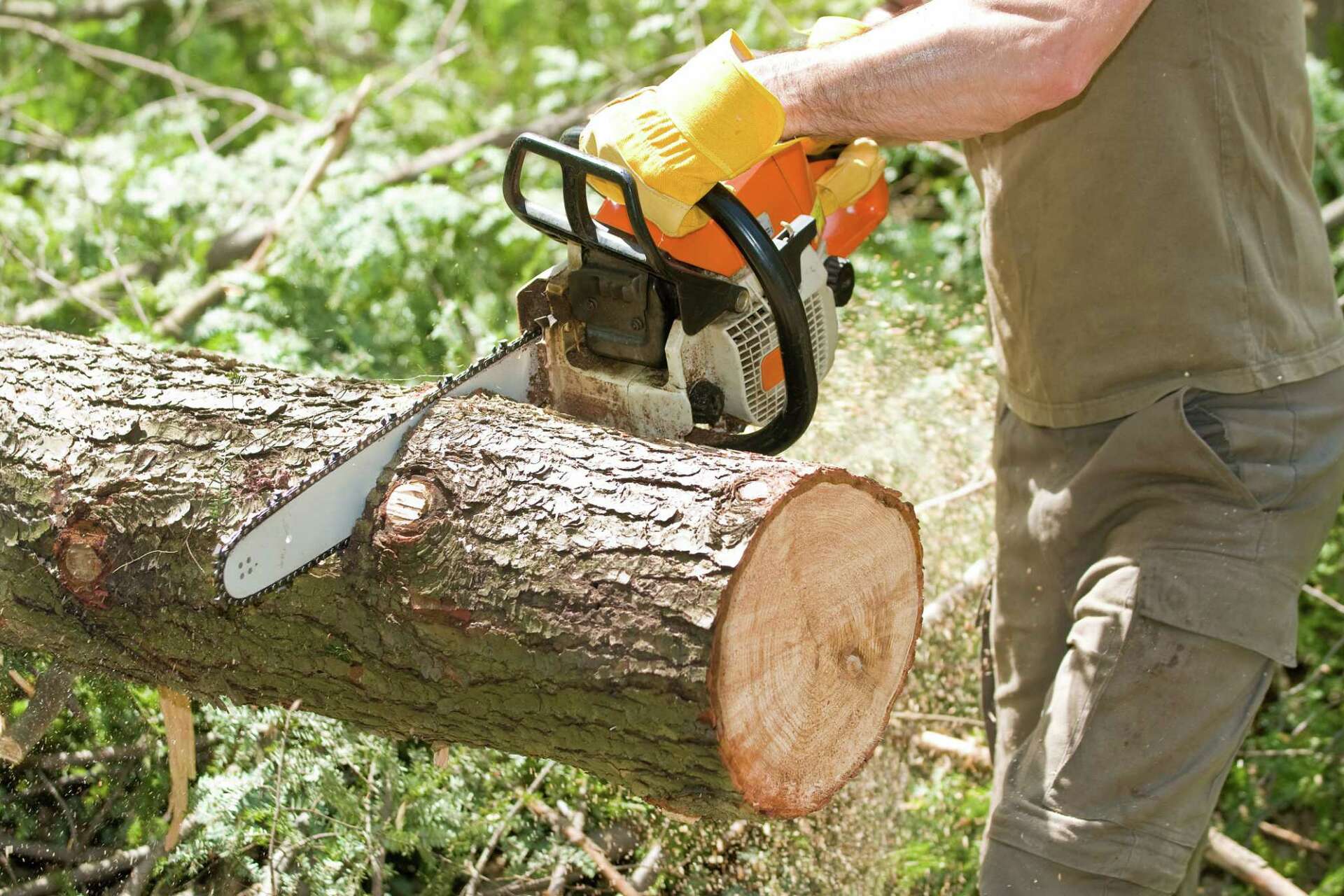 How to Rewind a Pull Cord on a Husqvarna Chainsaw