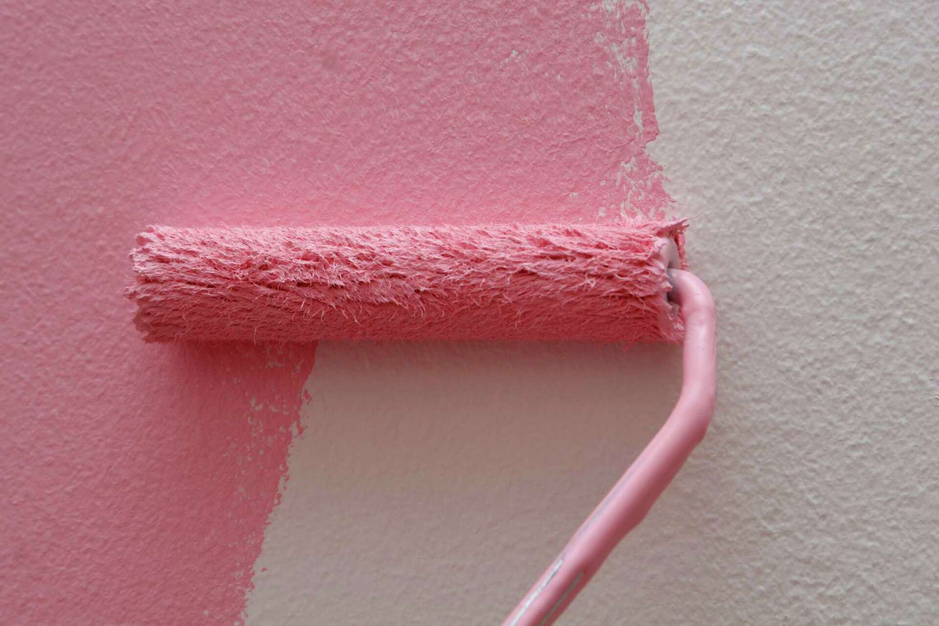 How to Paint Over Peeling Paint on Walls in Your House