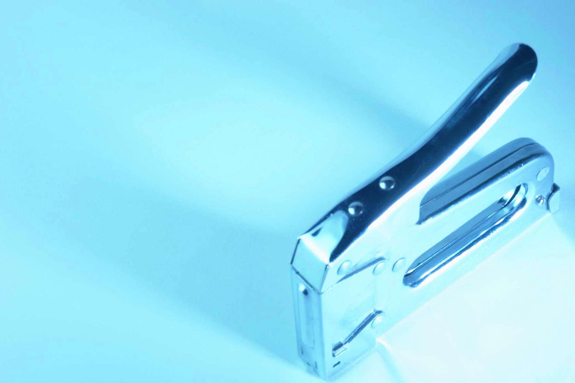 How to Make a Couch Cover With a Staple Gun