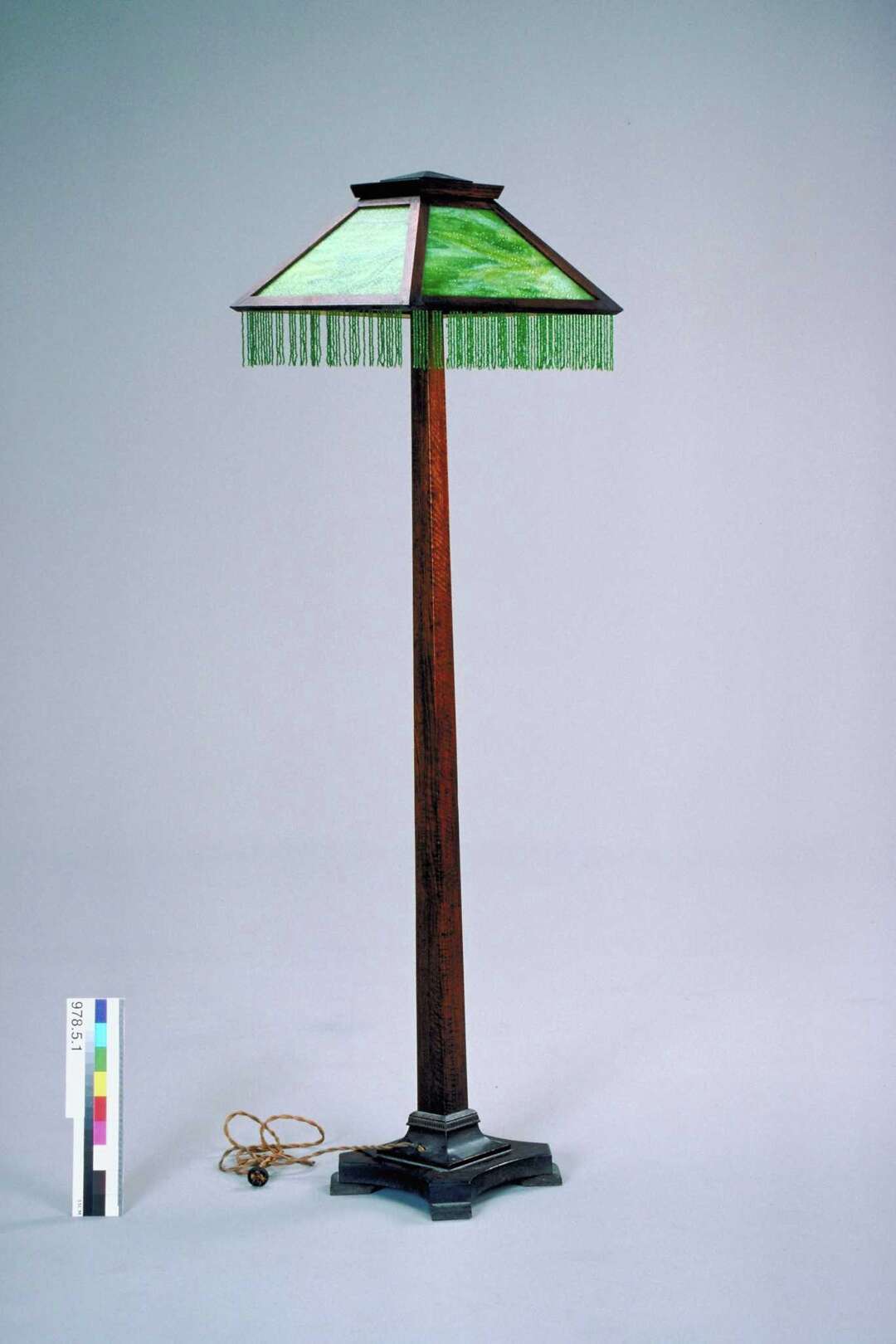 How to Tighten a Floor Lamp