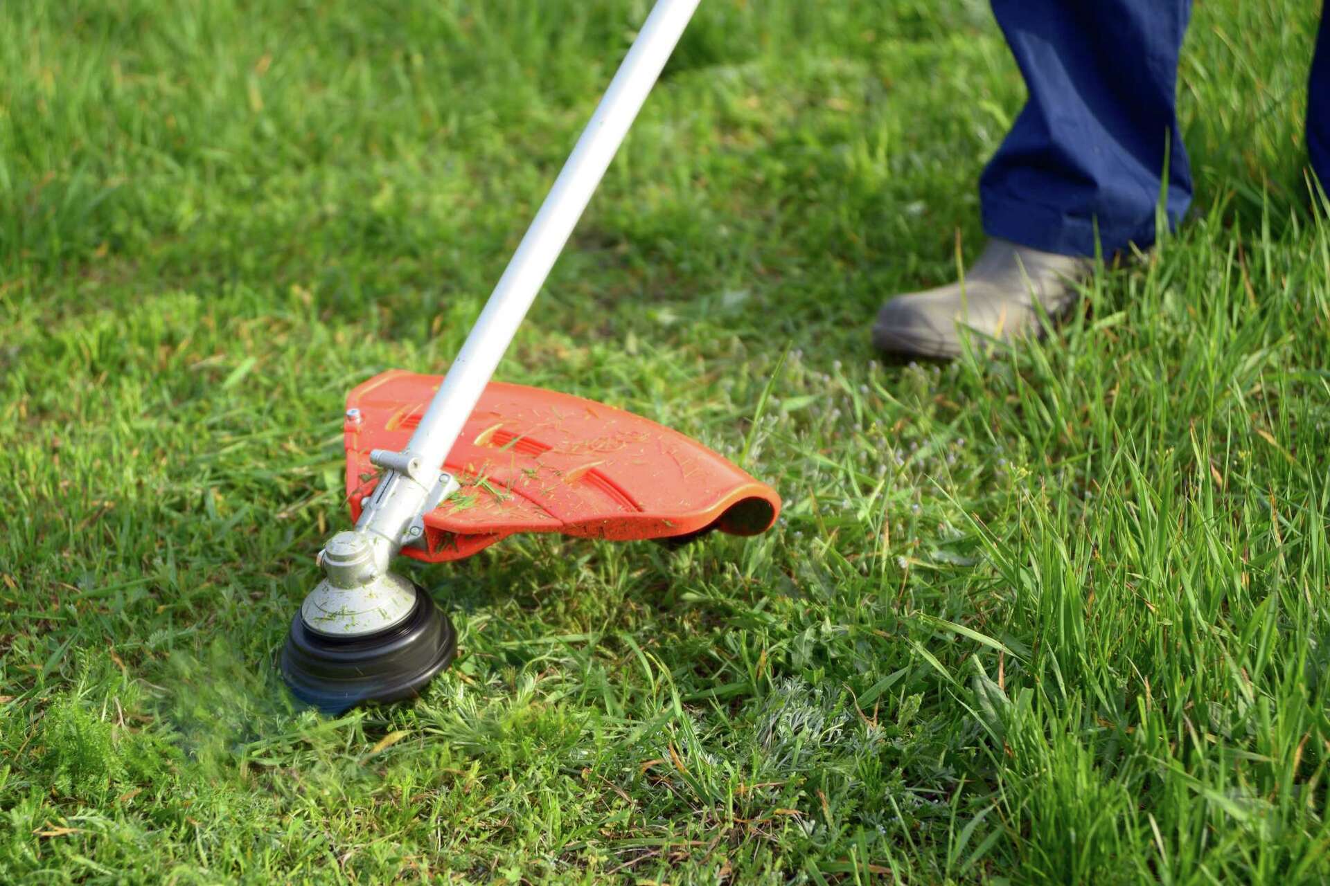 How to Restring a Weed Eater and Respool the Spool