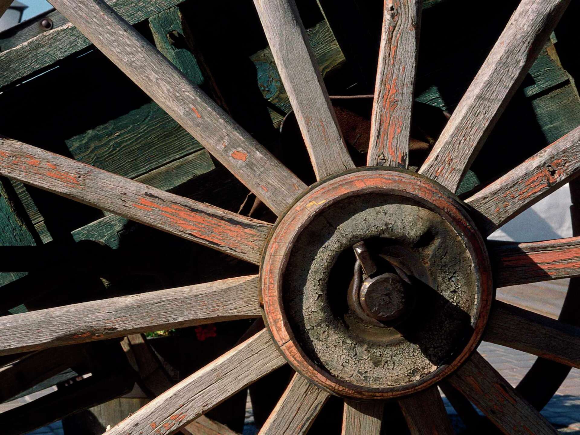 Landscape Ideas With Wooden Wagon Wheels